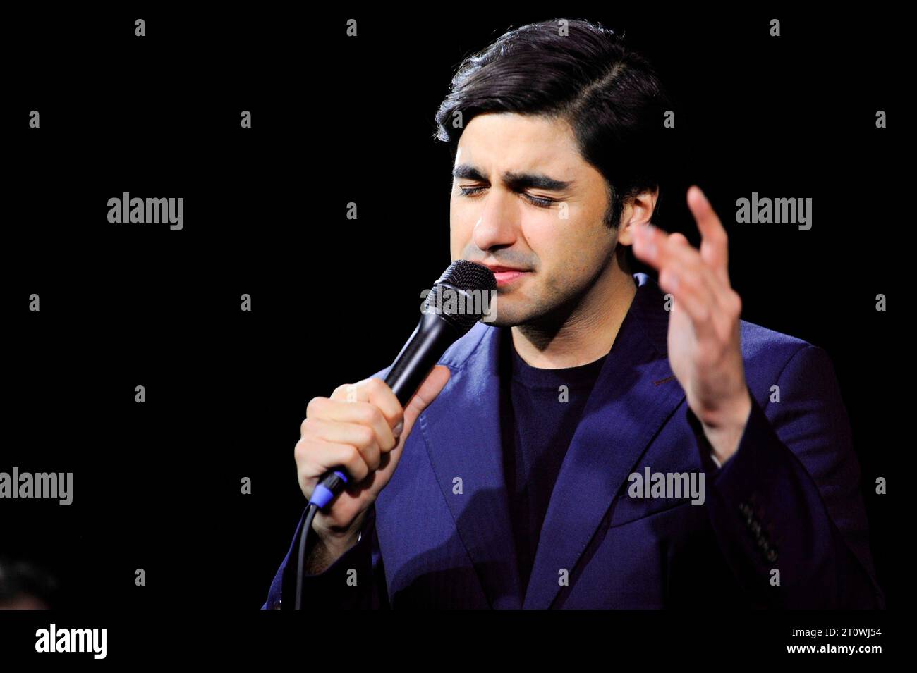 Der deutsch-persische Jazz-Sänger Atrin Madani in Oberhausen. German ...