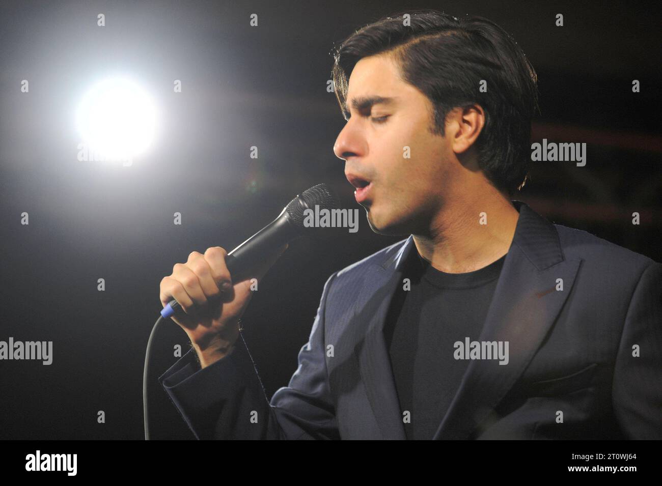 Der deutsch-persische Jazz-Sänger Atrin Madani in Oberhausen. German ...