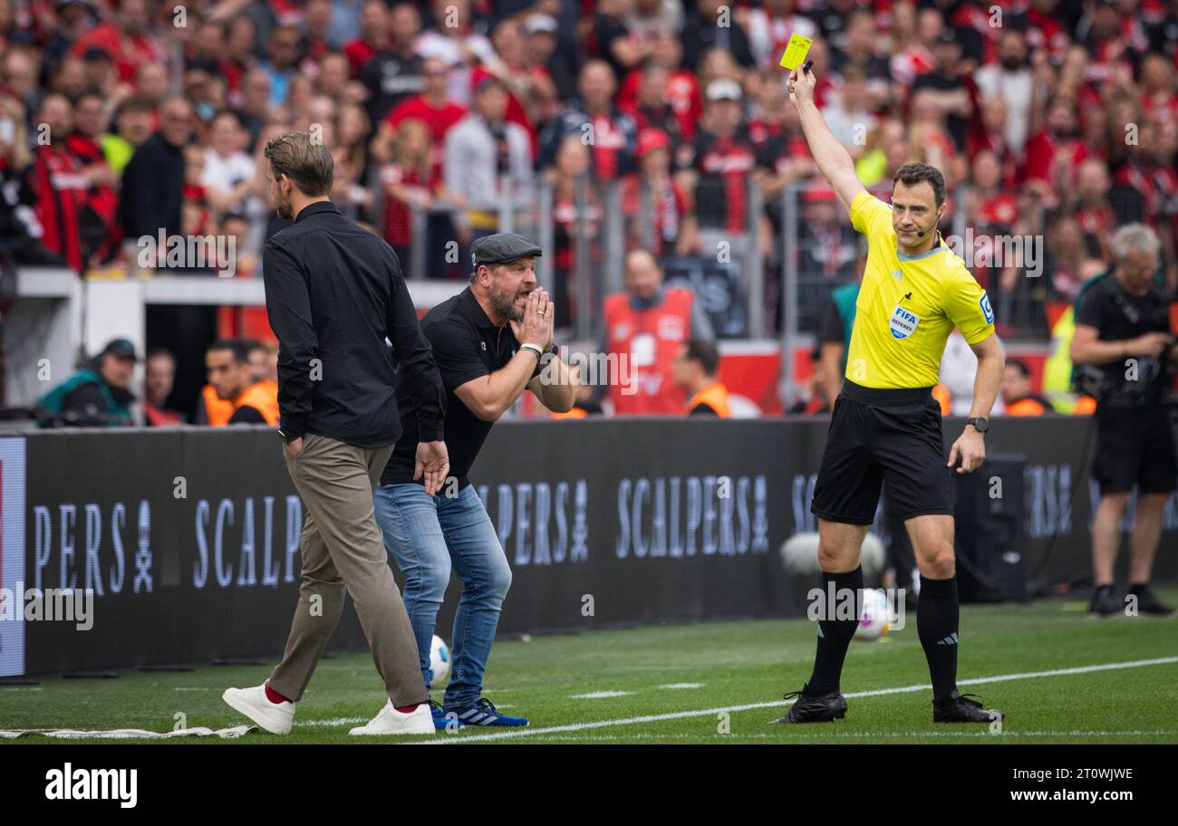 Zeigt die gelbe karte hi-res stock photography and images - Alamy