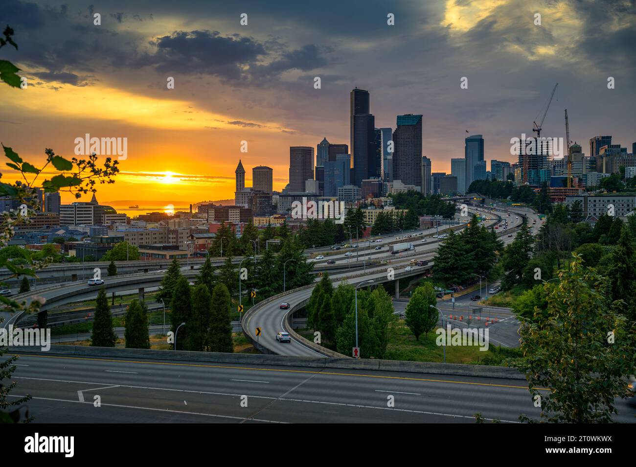 Night view i 5 seattle skyline hi-res stock photography and images - Alamy