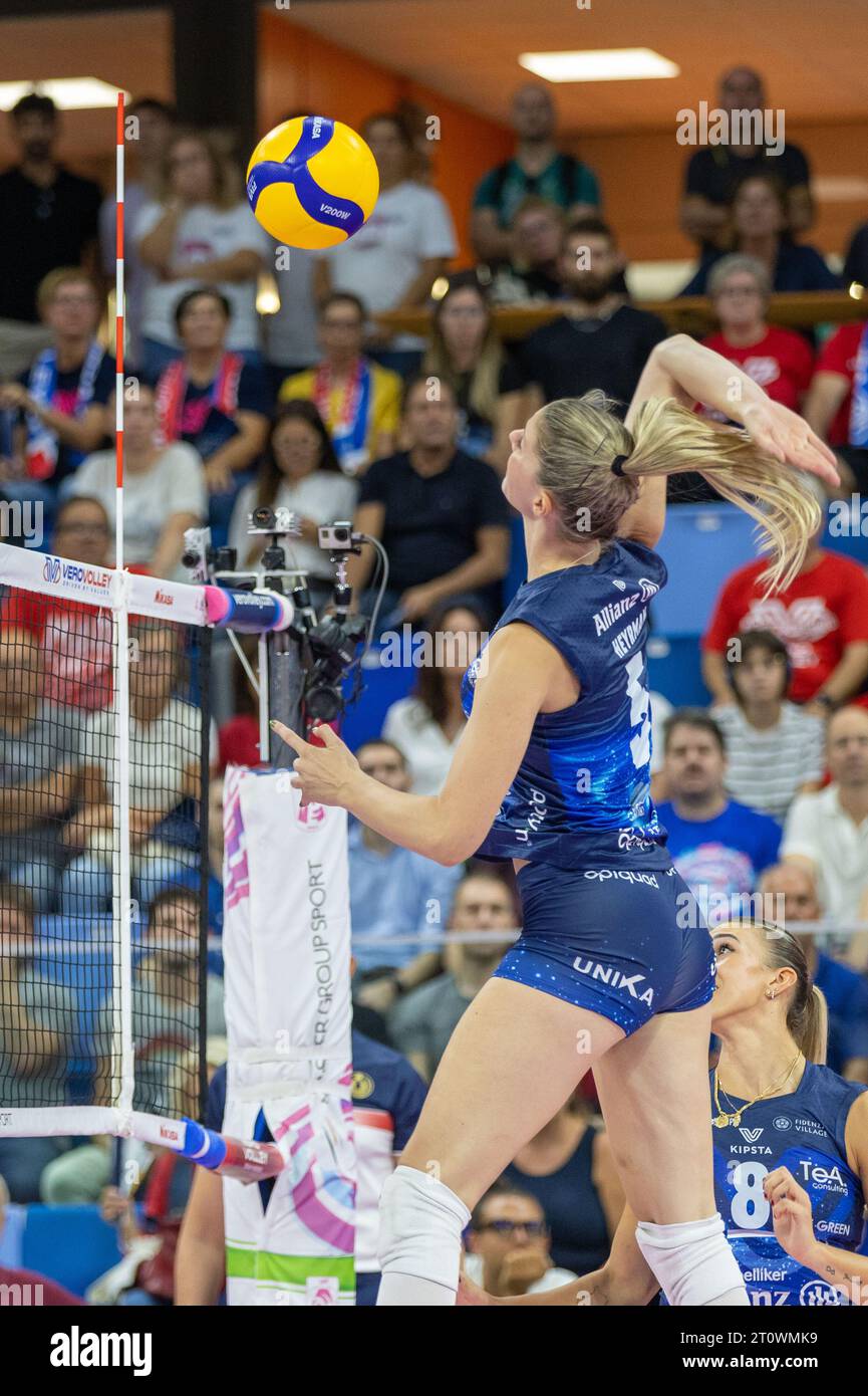 Laura heyrman hi-res stock photography and images - Alamy