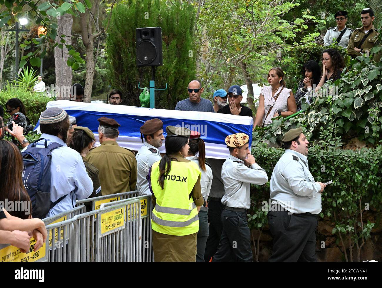 Jerusalem, Israel. 09th Oct, 2023. Israeli soldiers carry the flag ...