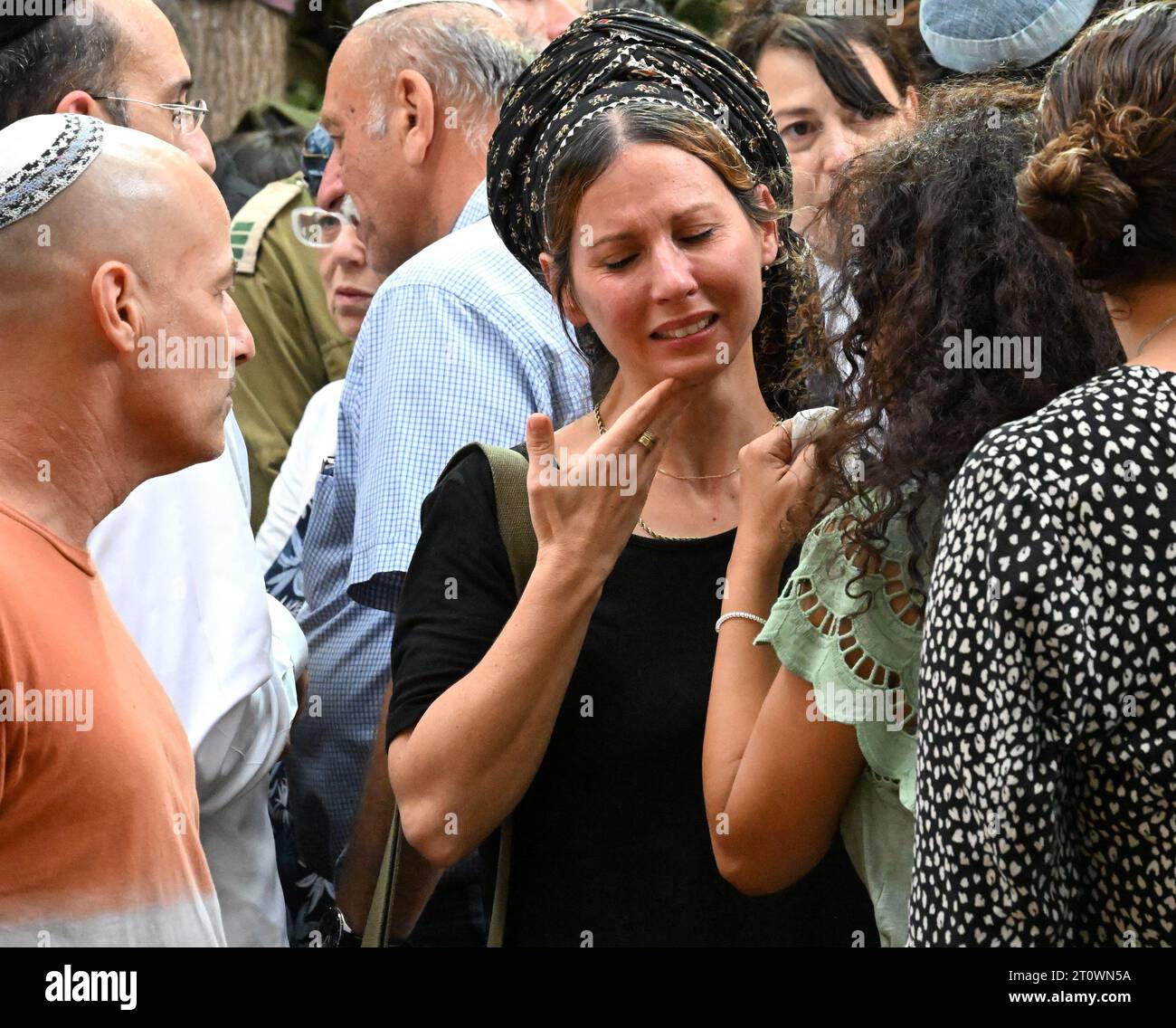 Jerusalem, Israel. 09th Oct, 2023. A woman mourns at the funeral of Col ...