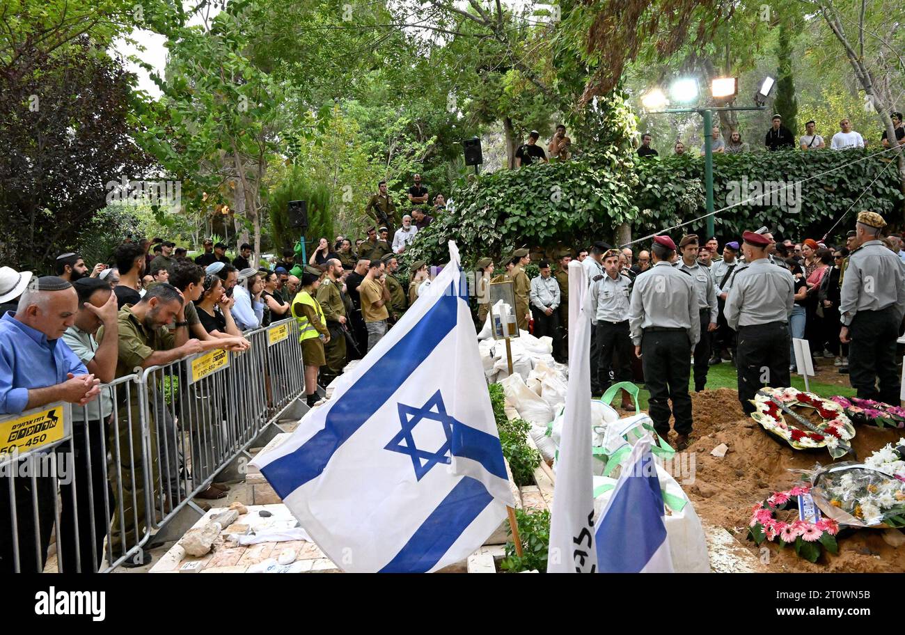 Jerusalem, Israel. 09th Oct, 2023. Israelis attend the funeral of Col ...