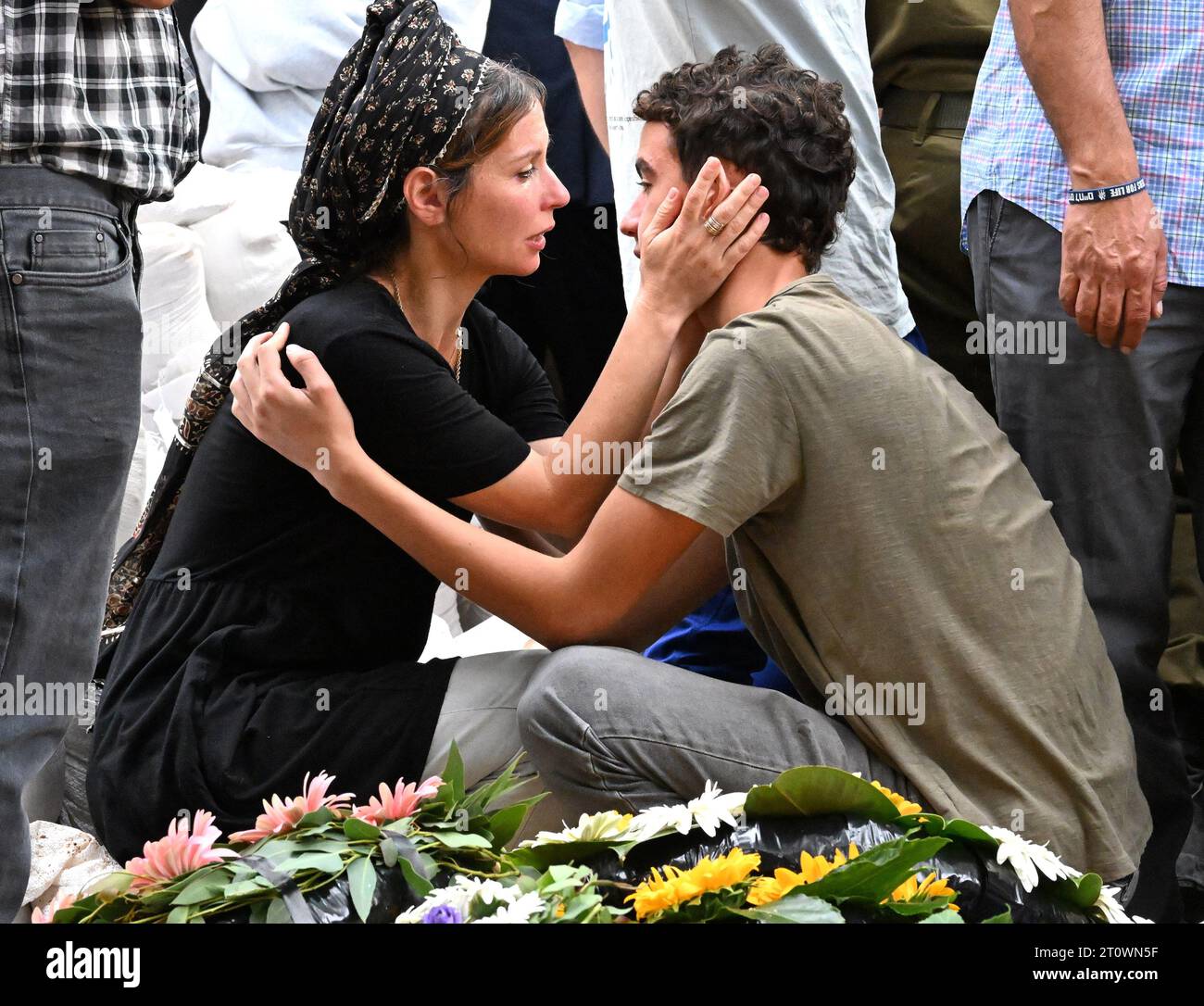 Jerusalem, Israel. 09th Oct, 2023. Family and friends mourn at the ...