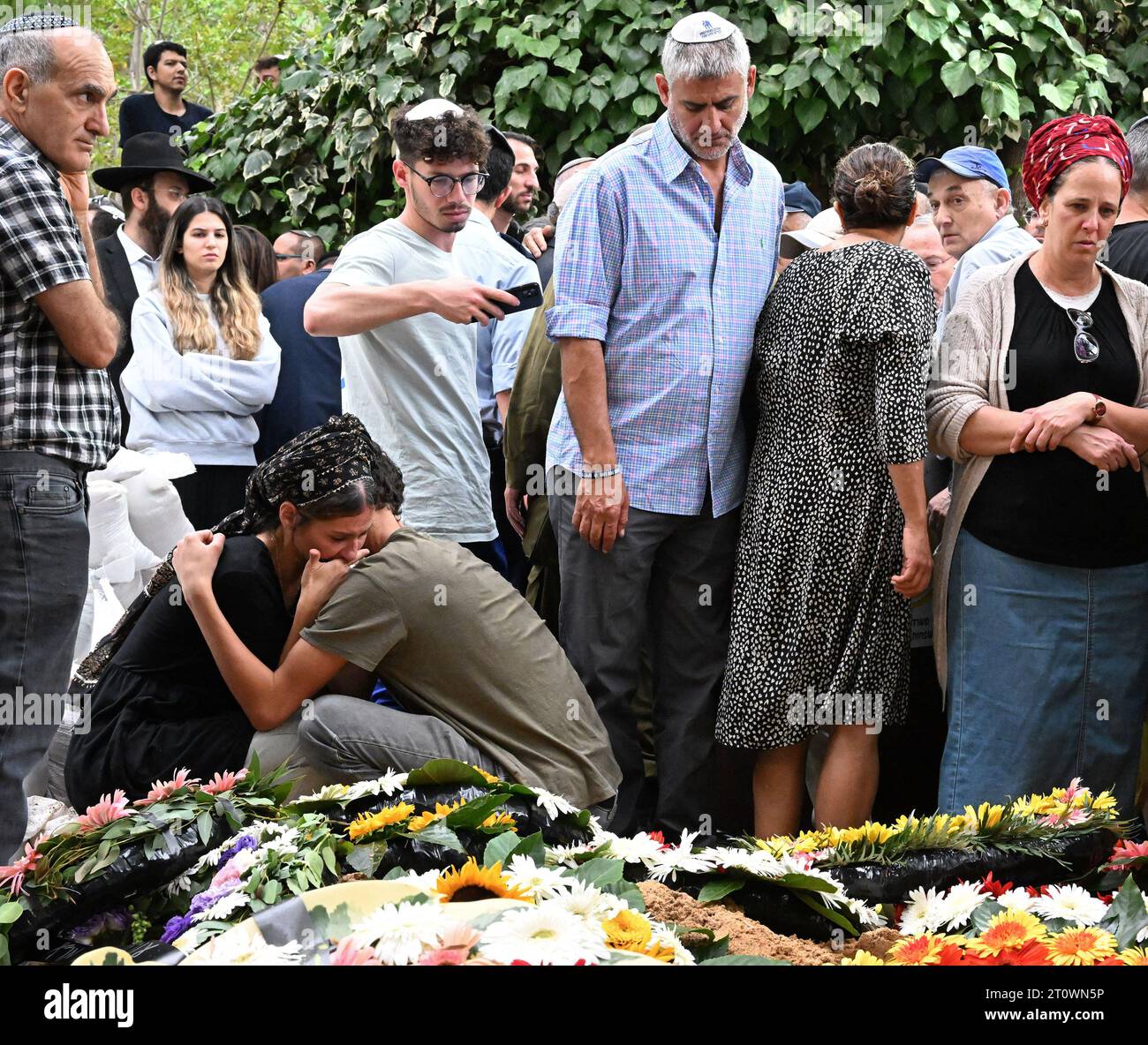 Jerusalem, Israel. 09th Oct, 2023. Family and friends mourn at the ...