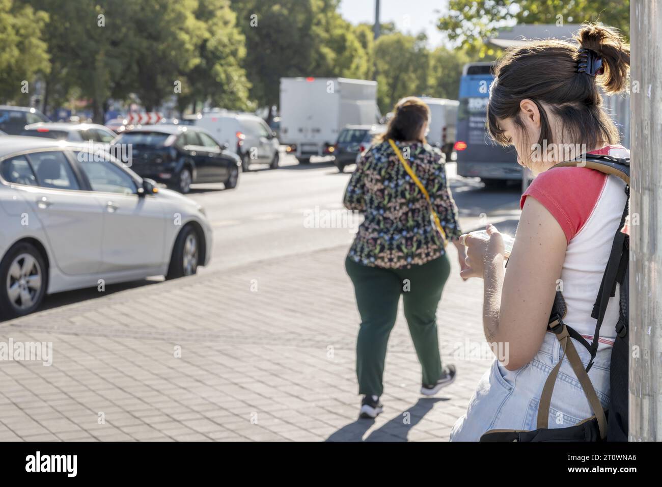 People cell phones street hi-res stock photography and images - Alamy