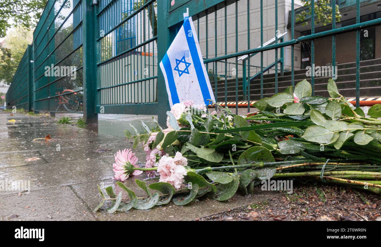09 October 2023, Hamburg: Flowers and an Israeli flag have been placed ...