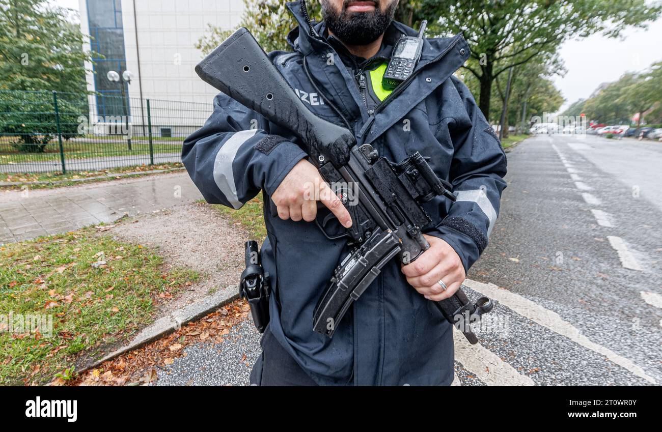 09 October 2023, Hamburg: Police officers with machine guns guard the ...