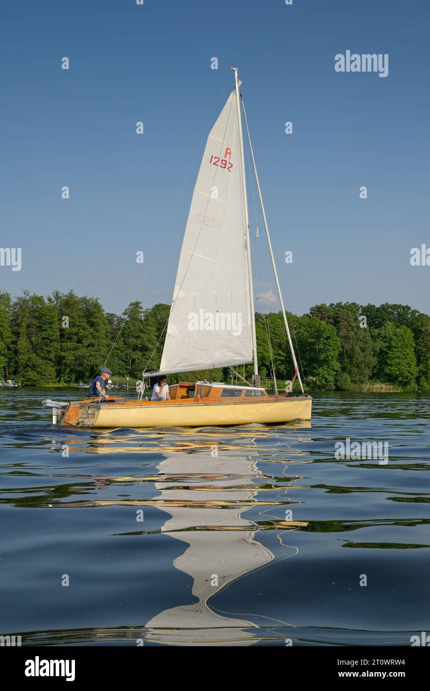 Segelboot bei Flaute, Tegeler See, Tegel, Reinickendorf, Berlin ...