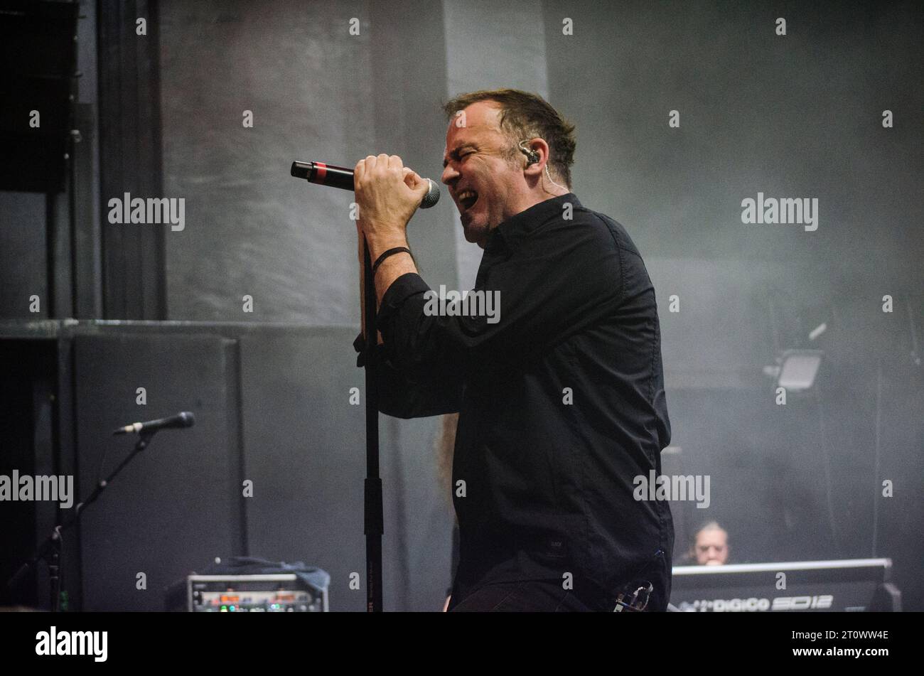 Hansi Kürsch of Blind Guardian performing in Athens (Floyd Live Music ...