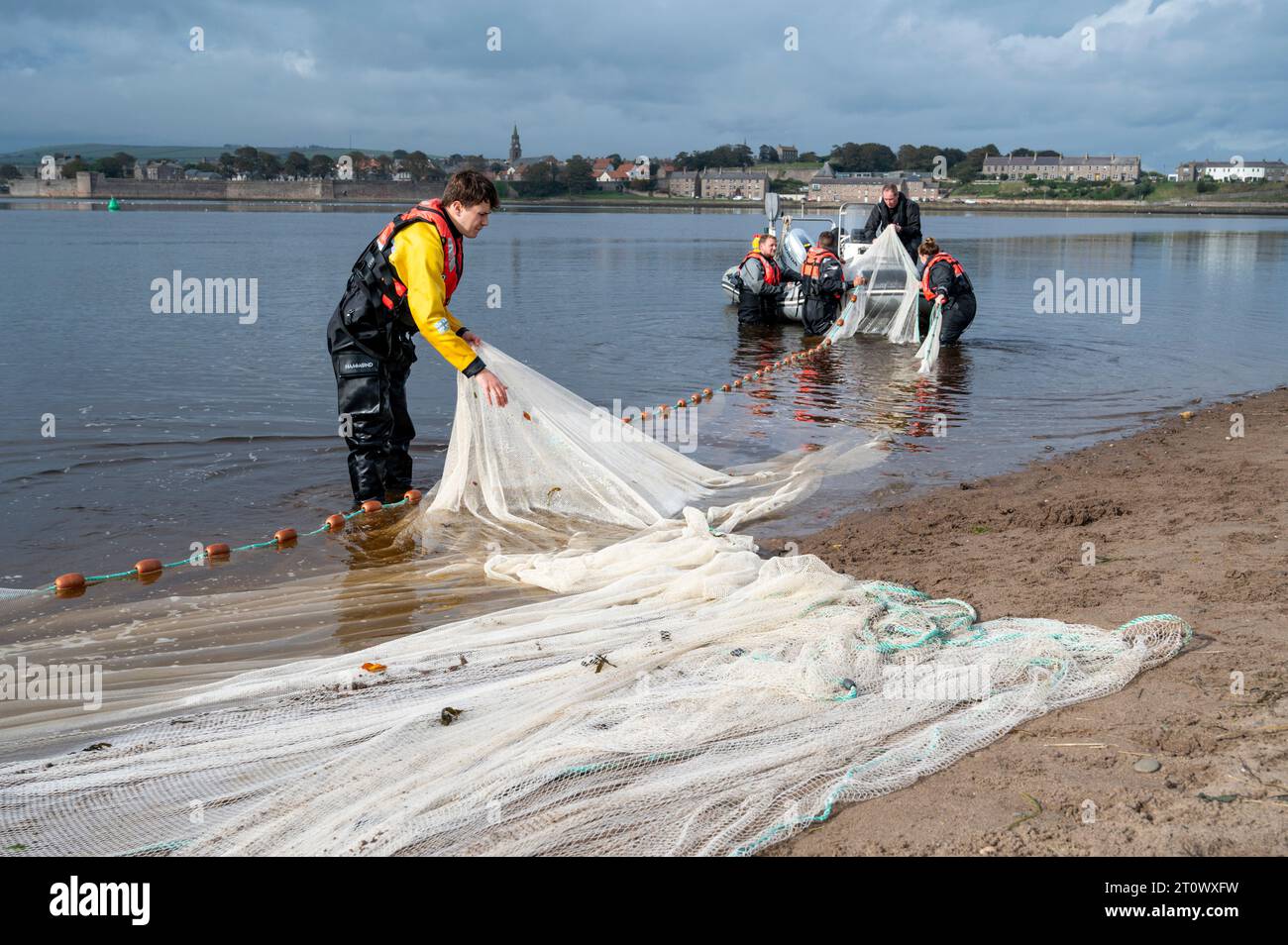 Berwick-Upon-Tweed, UK. 9th Oct, 2023. Environment Agency staff carry ...