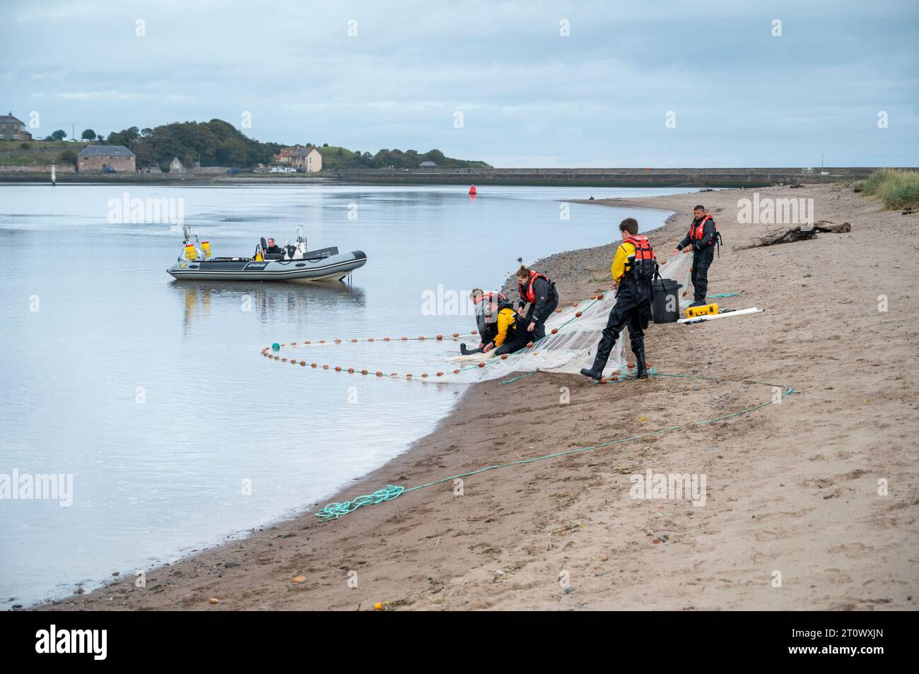Berwick-Upon-Tweed, UK. 9th Oct, 2023. Environment Agency staff carry ...