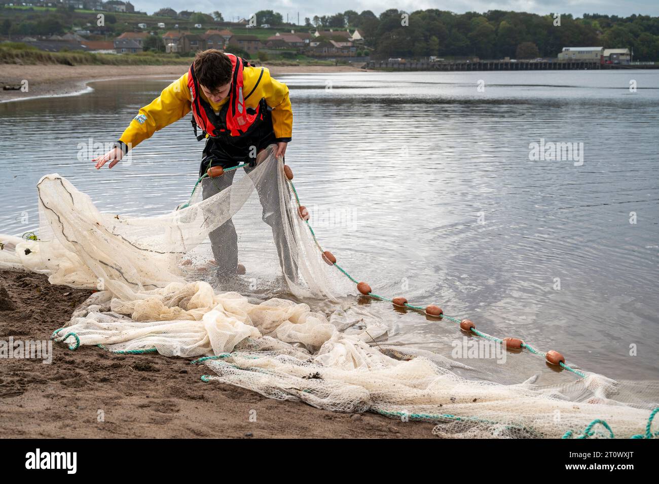 Berwick-Upon-Tweed, UK. 9th Oct, 2023. Environment Agency staff carry ...