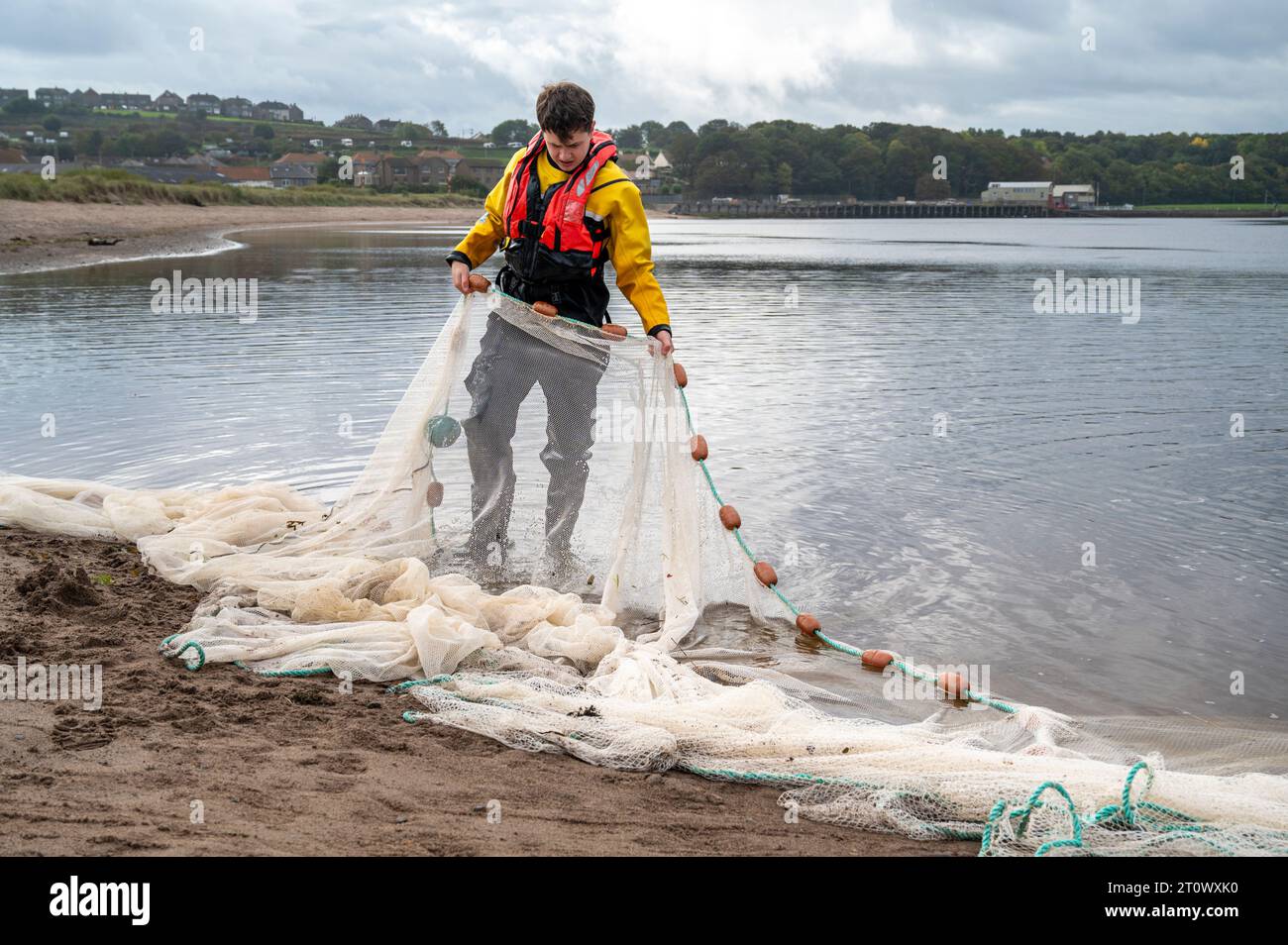Berwick-Upon-Tweed, UK. 9th Oct, 2023. Environment Agency staff carry ...