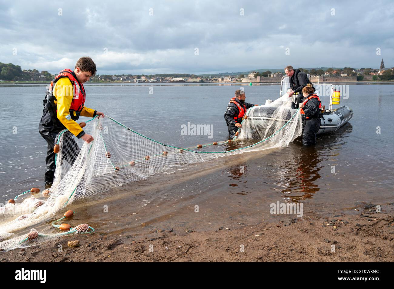 Berwick-Upon-Tweed, UK. 9th Oct, 2023. Environment Agency staff carry ...