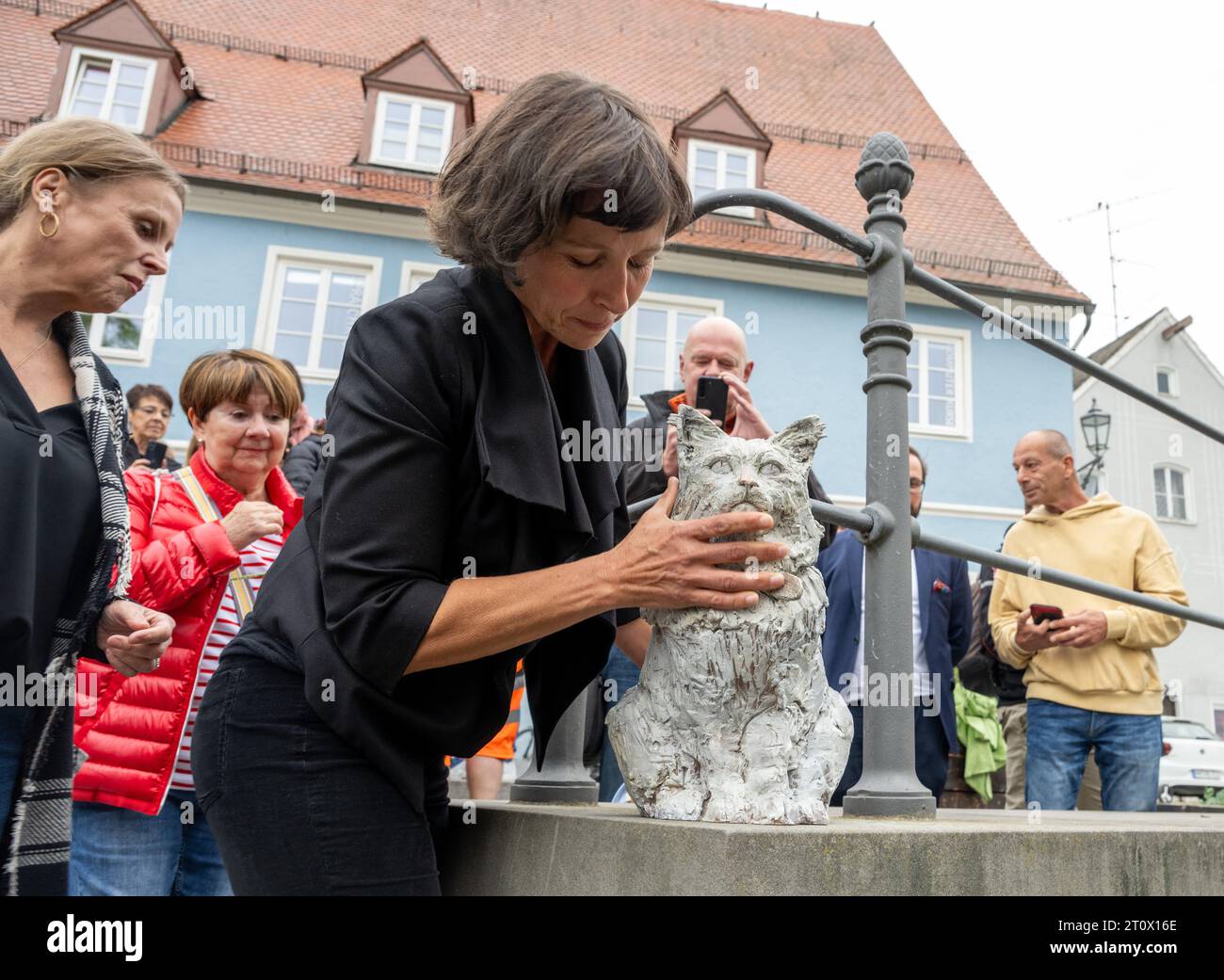 Memmingen, Germany. 09th Oct, 2023. The artist Cornelia Brader controls ...