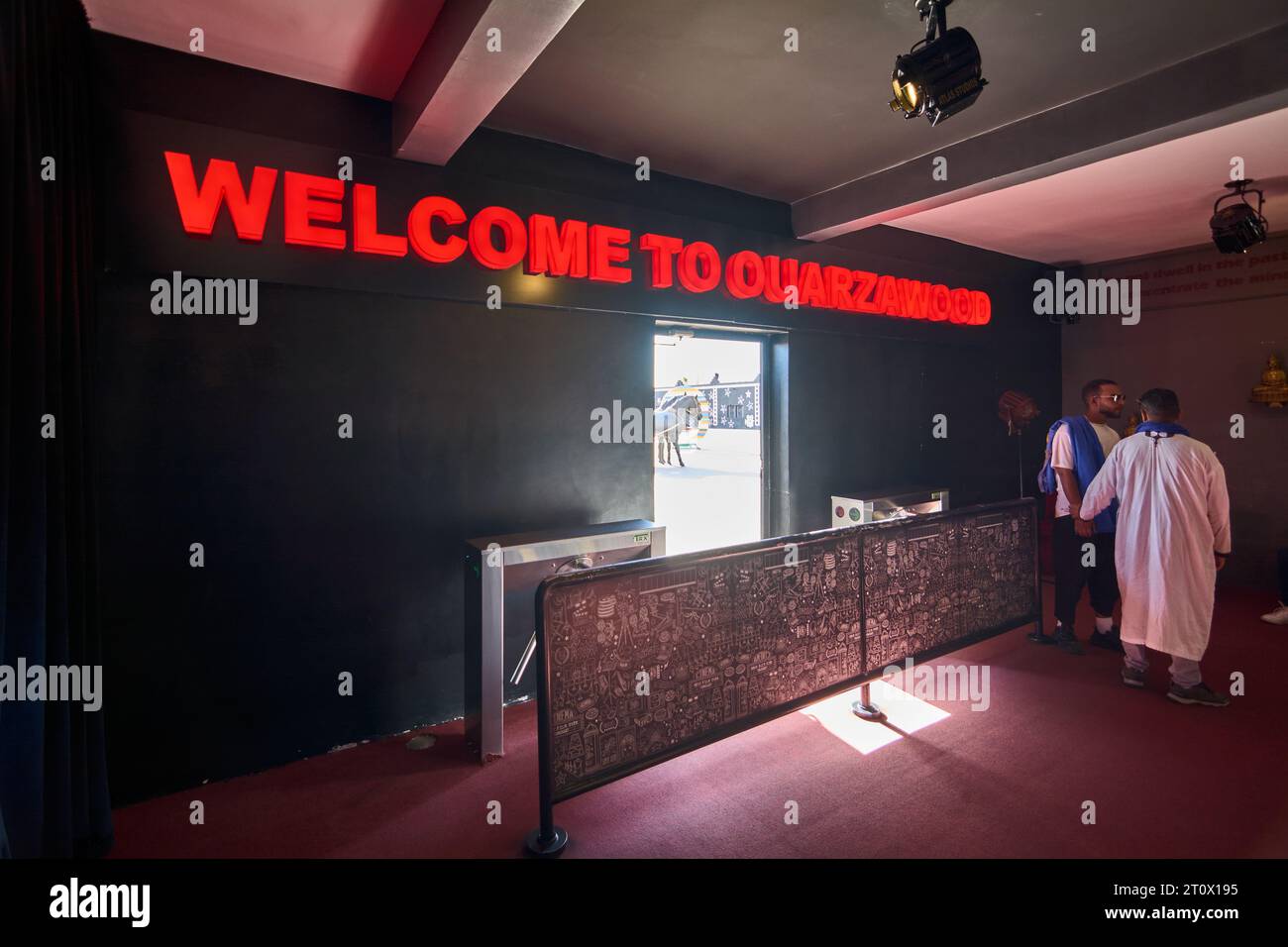 Hollywood studio gate hi-res stock photography and images - Alamy