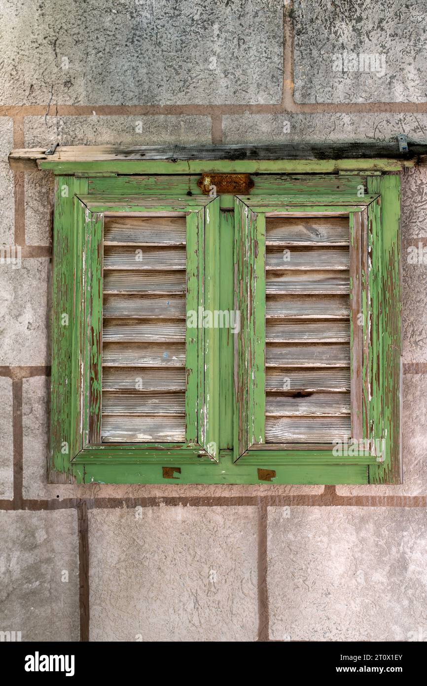 Green painted window frame hi-res stock photography and images - Alamy