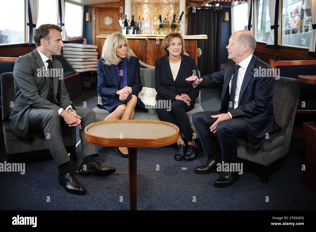 Hamburg, Germany. 09th Oct, 2023. Emmanuel Macron (l), President of ...