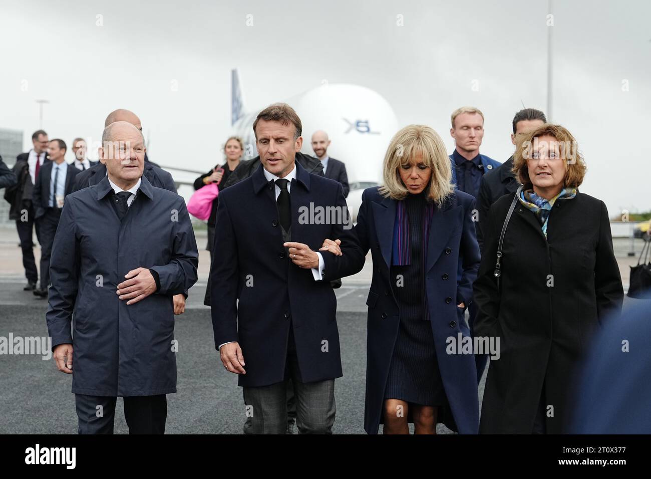 Hamburg, Germany. 09th Oct, 2023. German Chancellor Olaf Scholz (l) and ...