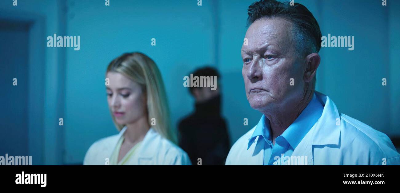 DARK ASSET, from left: Sabina Gadecki, Robert Patrick, 2023. © Saban ...