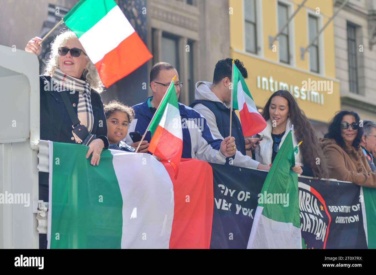 Italian people waving scooter hi-res stock photography and images - Alamy