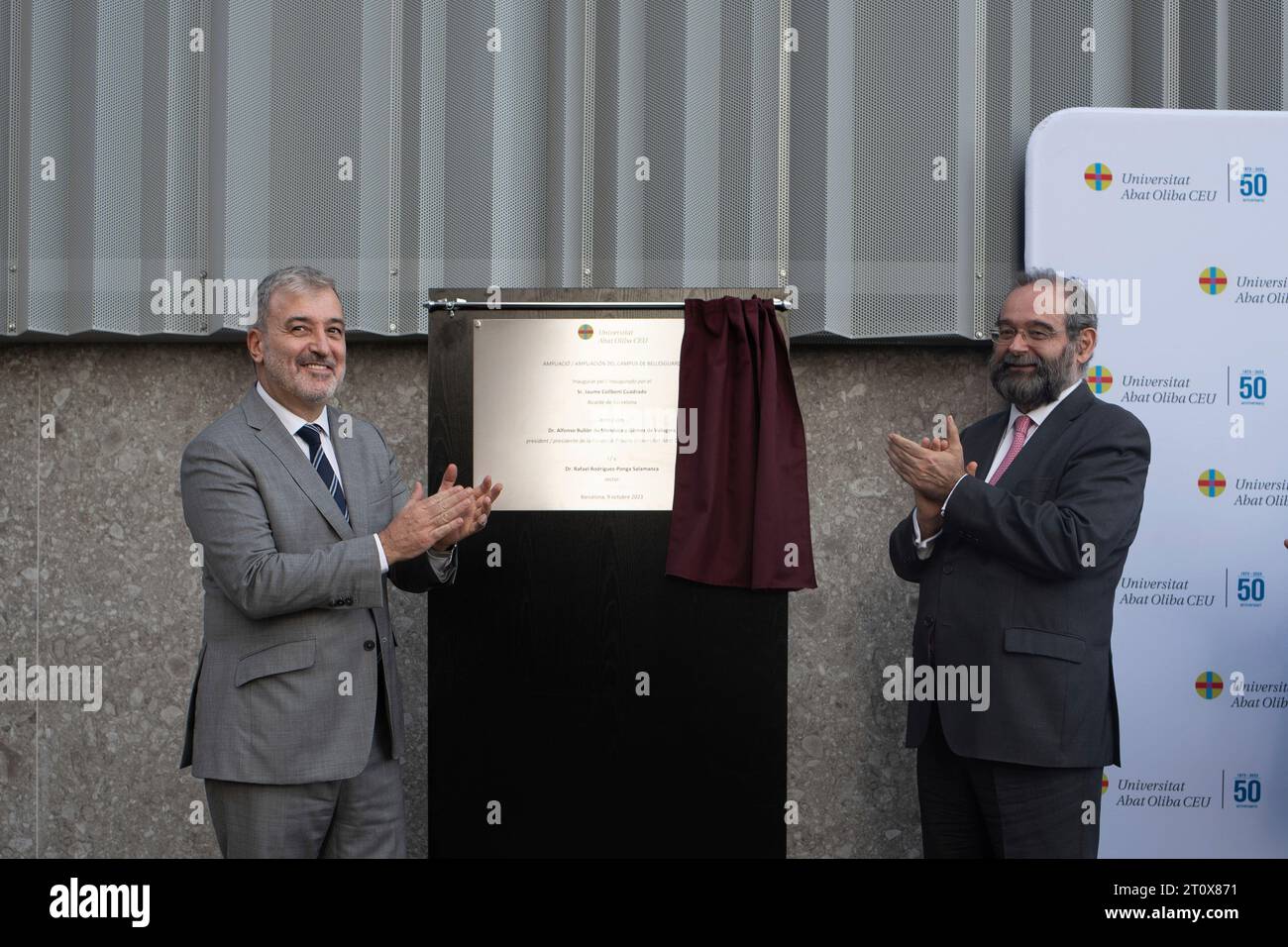 The mayor of Barcelona, Jaume Collboni (left), and the president of the ...