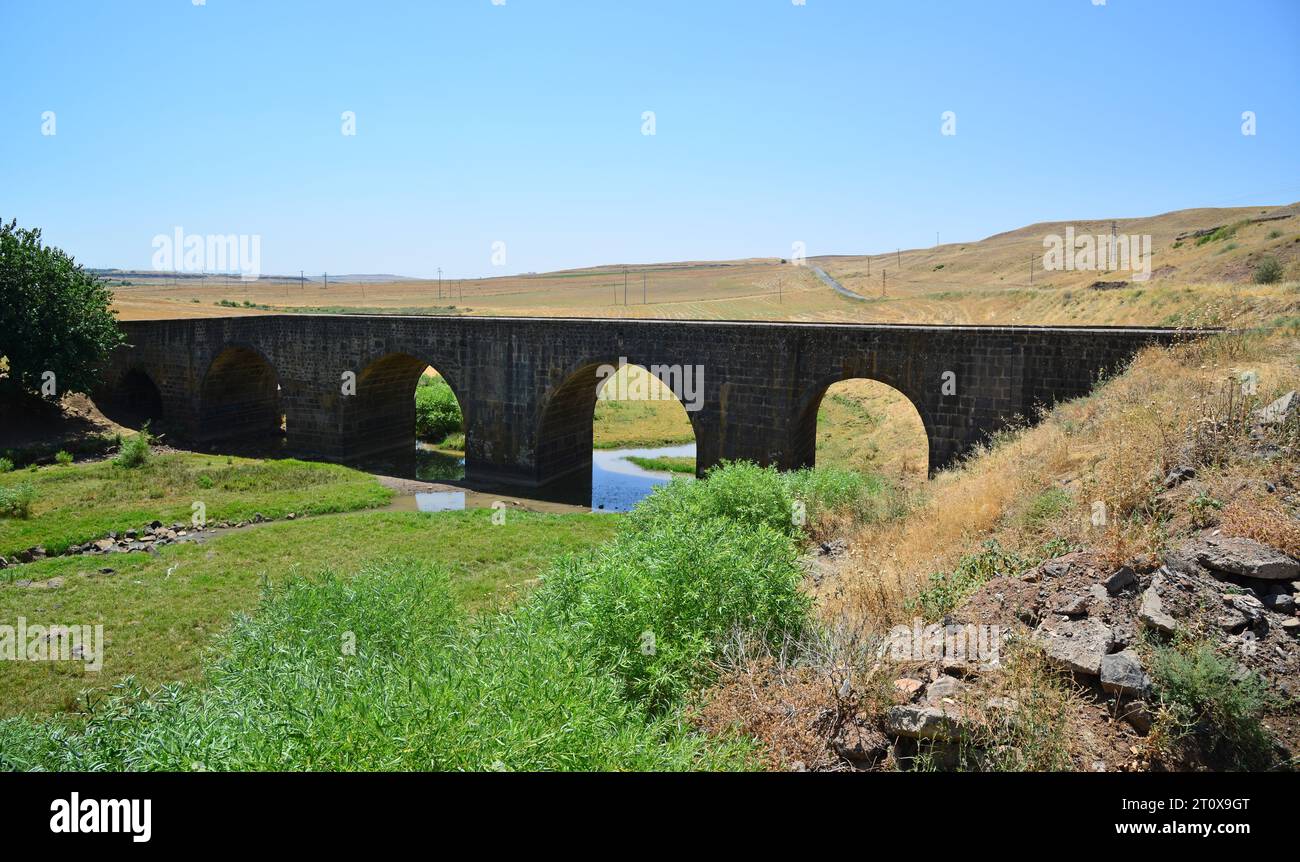 Historical Black Bridge in Diyarbakir, Turkey Stock Photo - Alamy