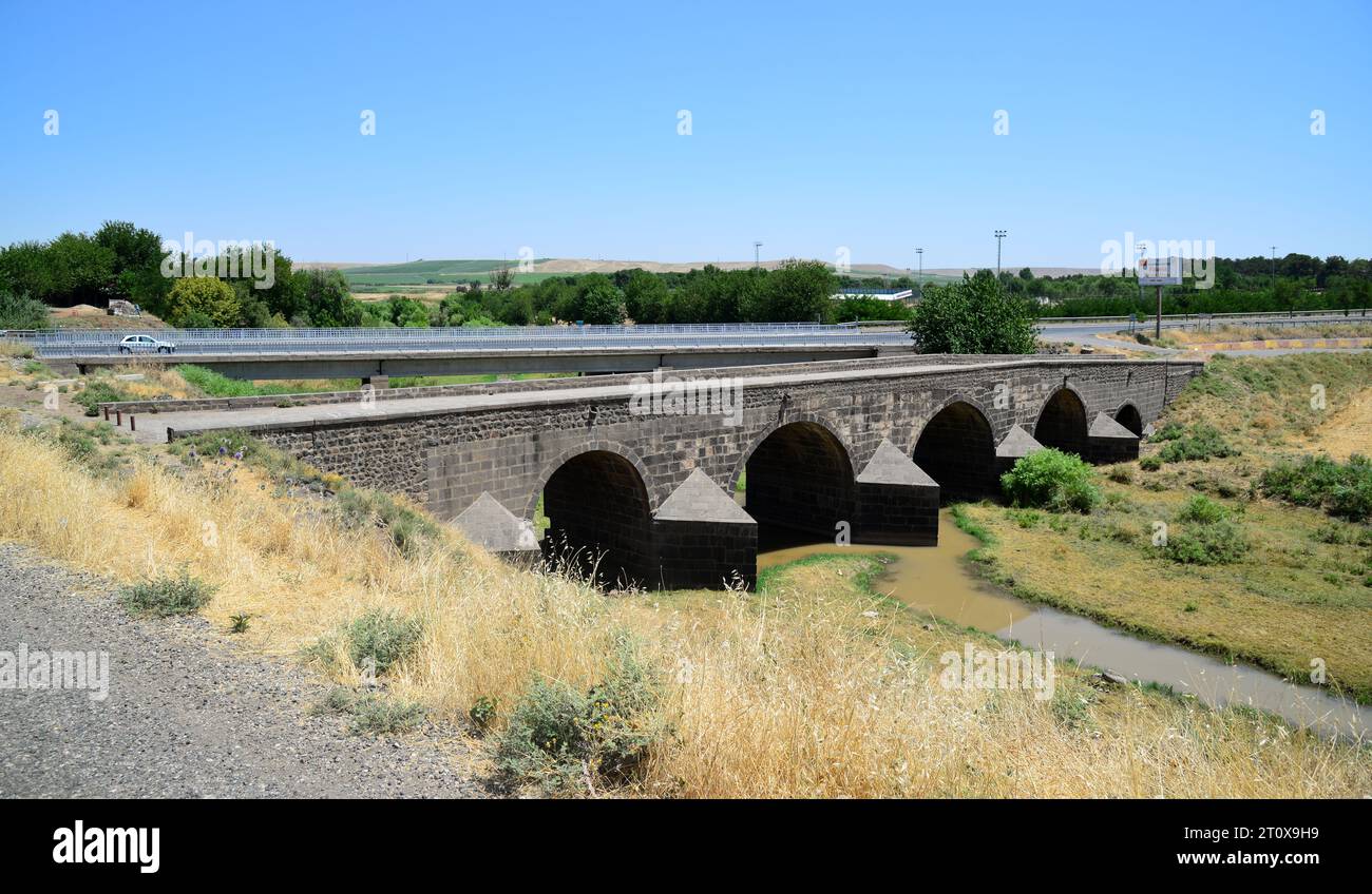 Historical Black Bridge in Diyarbakir, Turkey Stock Photo - Alamy