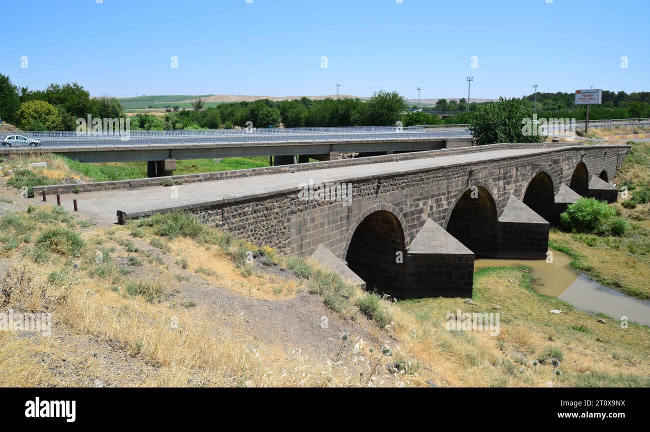 Historical Black Bridge in Diyarbakir, Turkey Stock Photo - Alamy