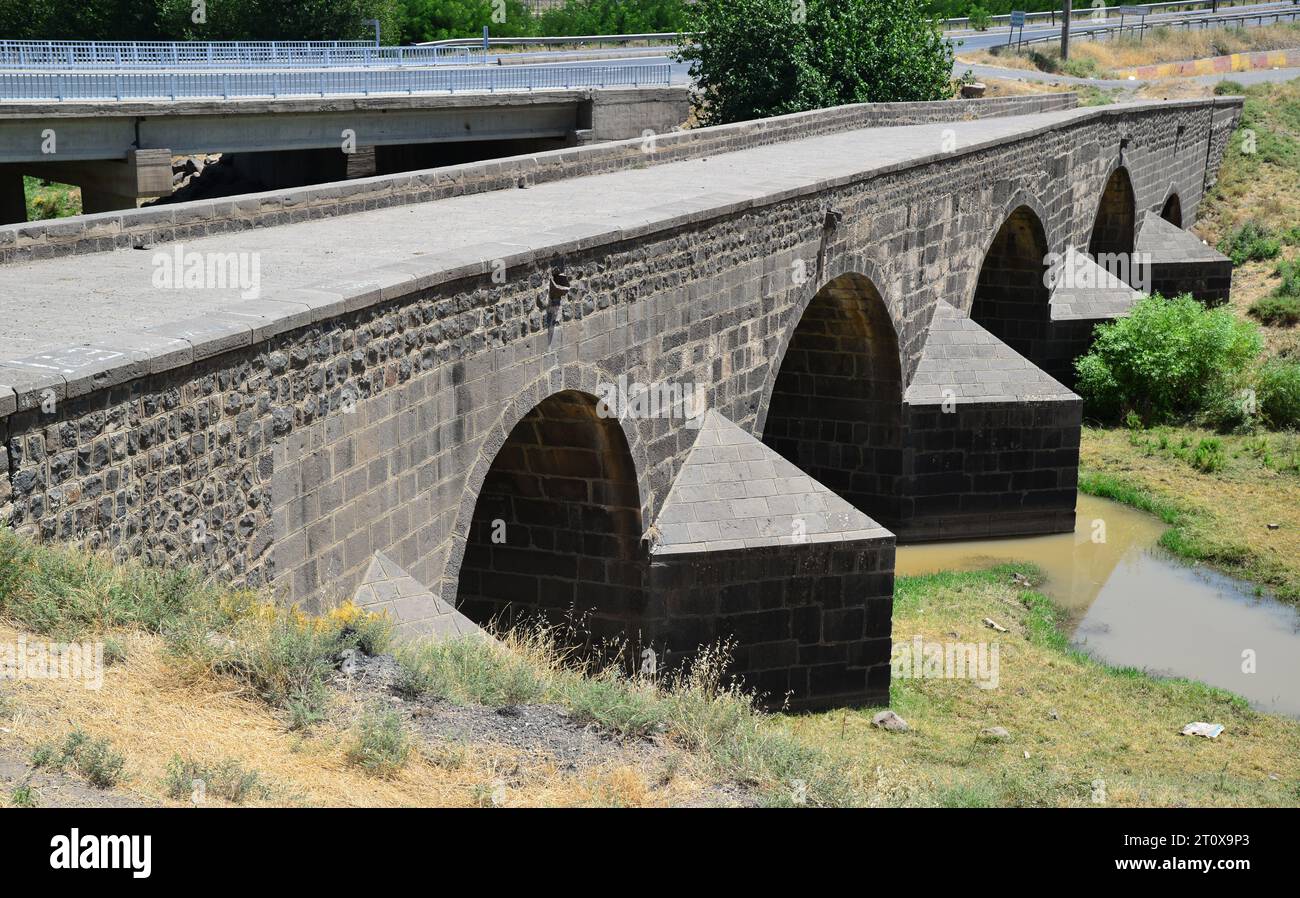 Historical Black Bridge in Diyarbakir, Turkey Stock Photo - Alamy