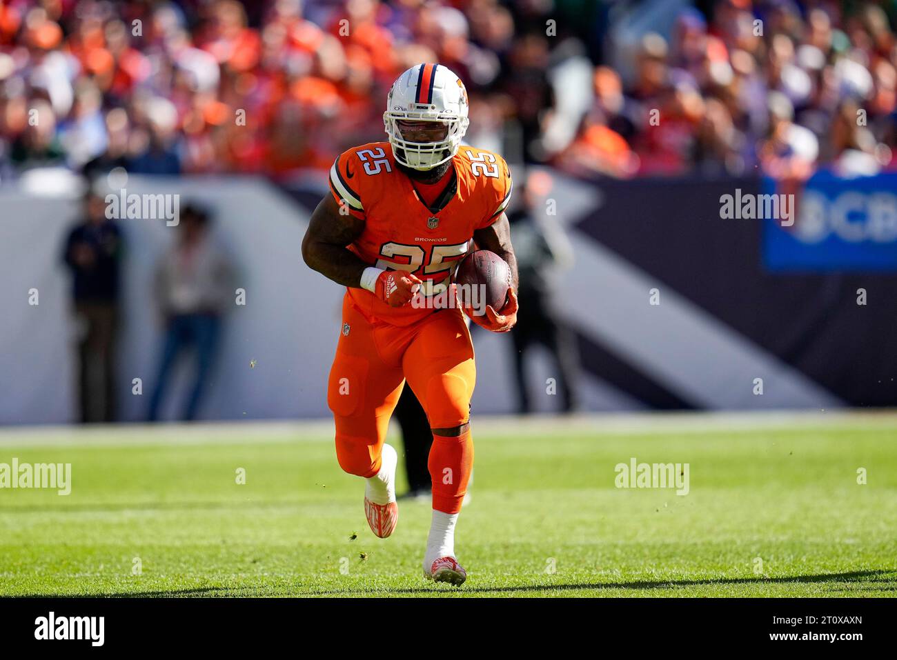 Denver Broncos running back Samaje Perine (25) rushes against the New ...