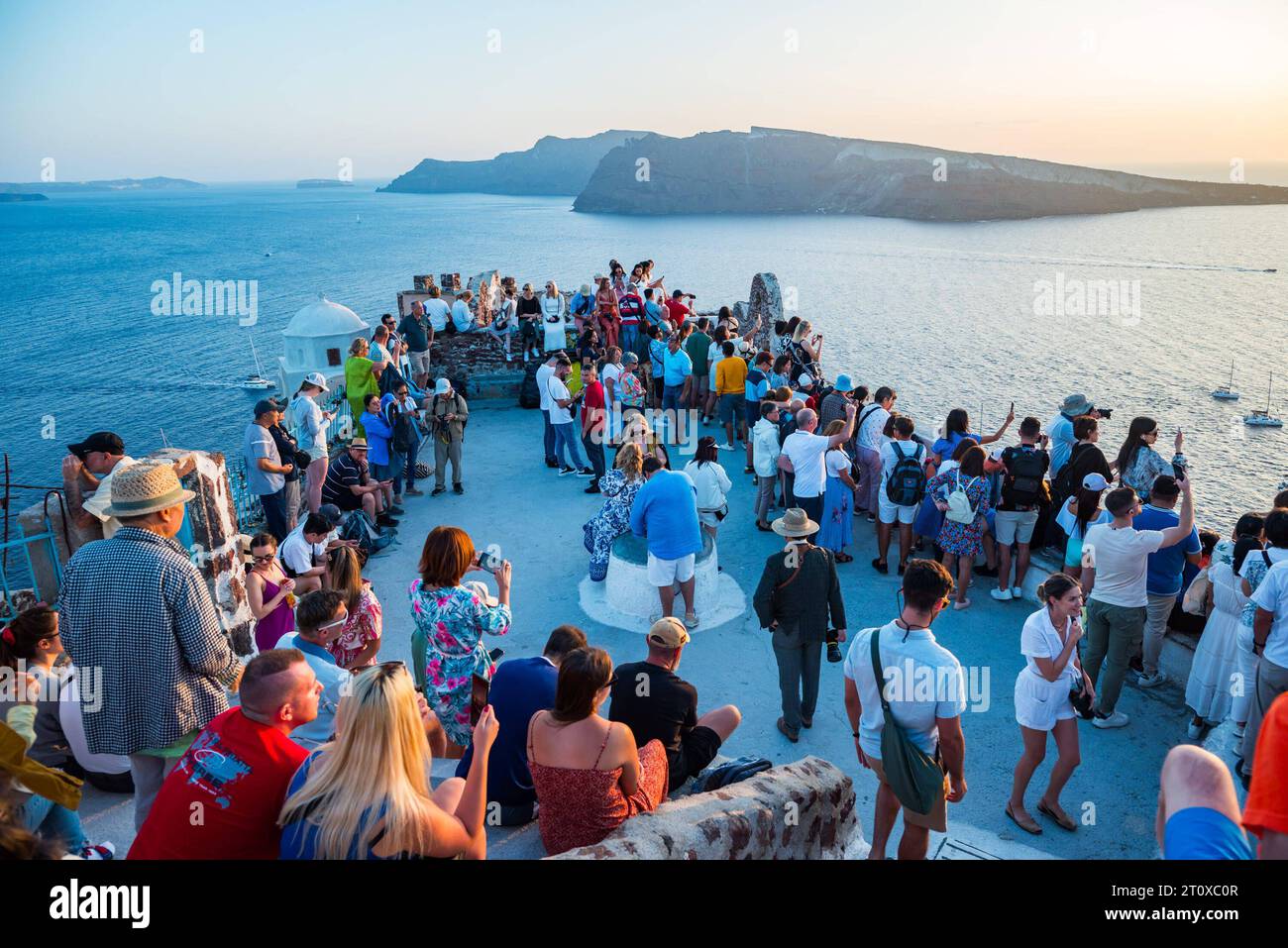 Oia Touristenmassen *** Oia tourist crowds Credit: Imago/Alamy Live ...