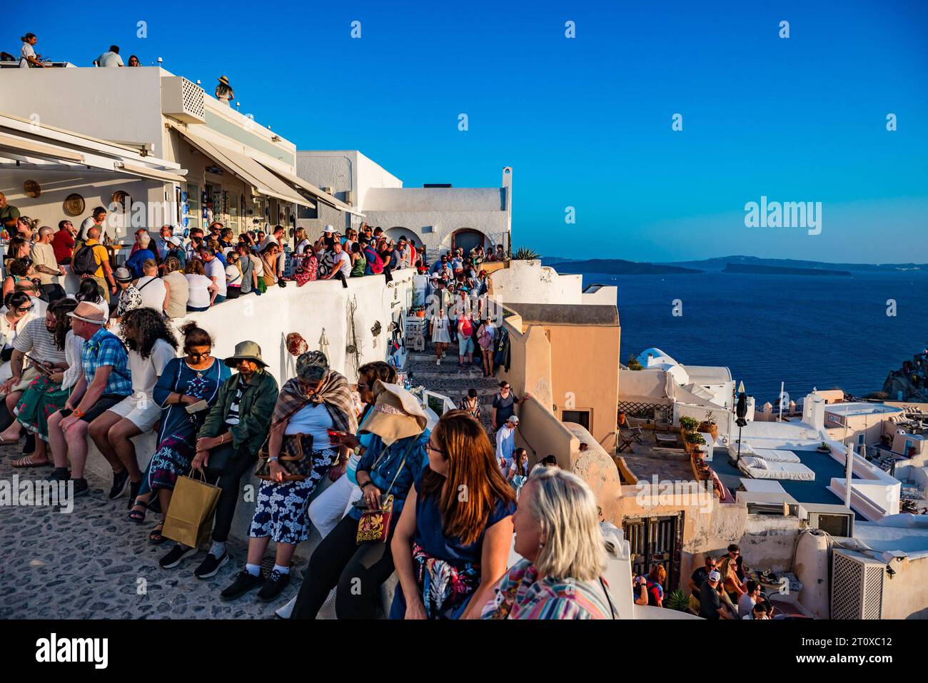 Oia Touristenmassen *** Oia tourist crowds Credit: Imago/Alamy Live ...