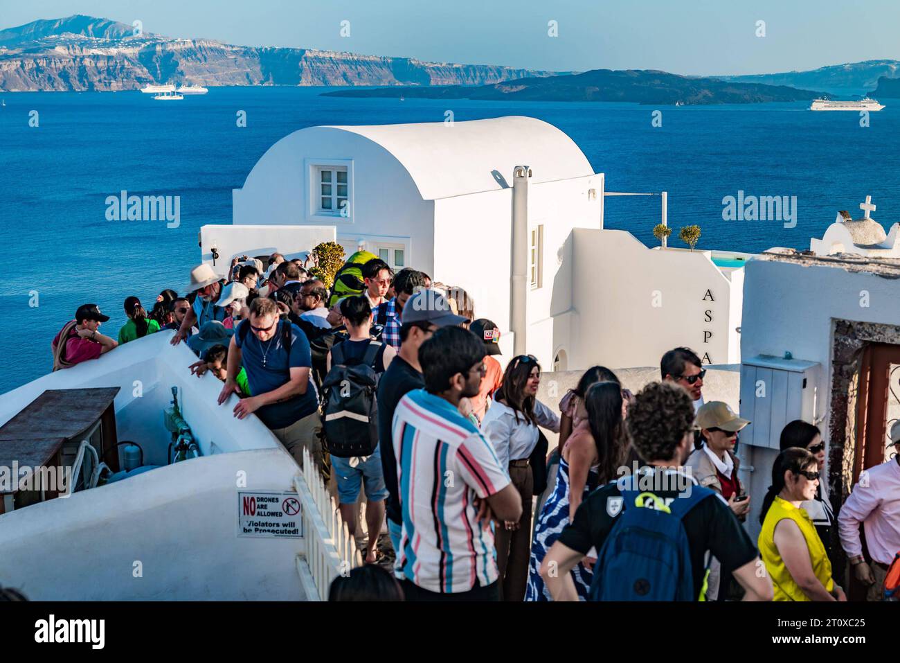 Oia Touristenmassen *** Oia tourist crowds Credit: Imago/Alamy Live ...
