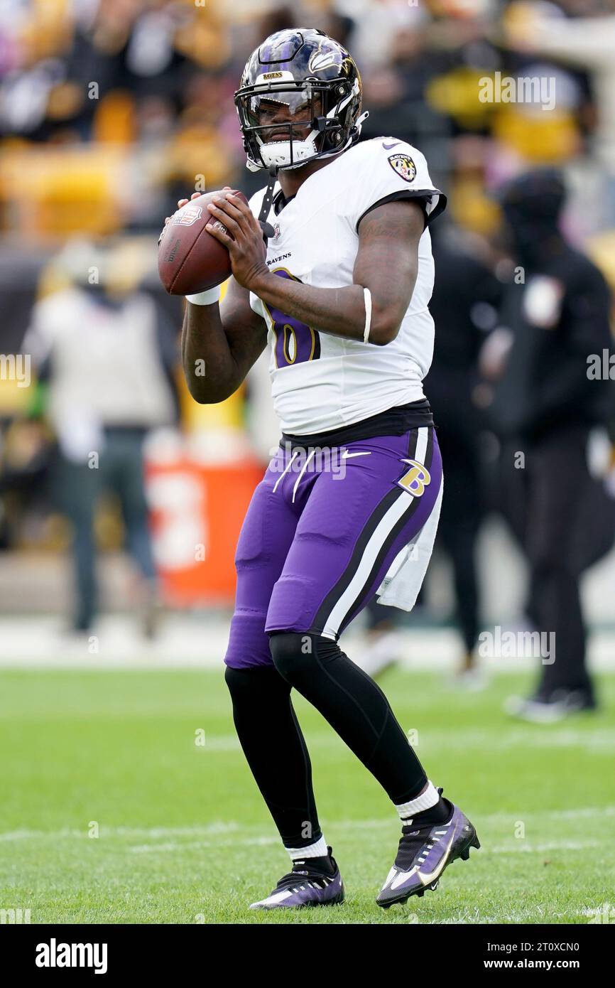 Baltimore Ravens quarterback Lamar Jackson warms up before an NFL ...