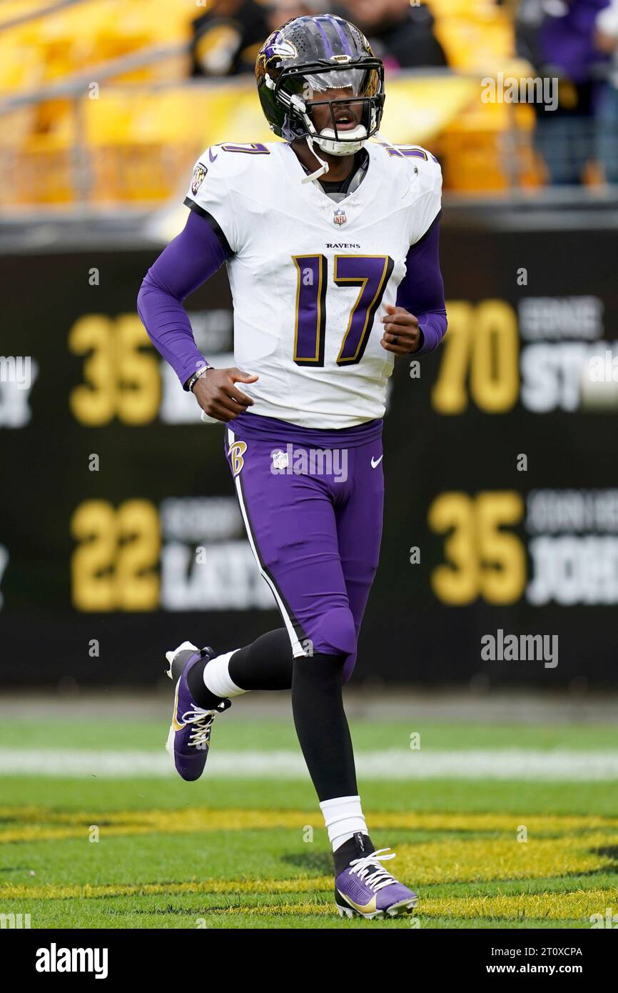 Baltimore Ravens quarterback Josh Johnson warms up before an NFL ...