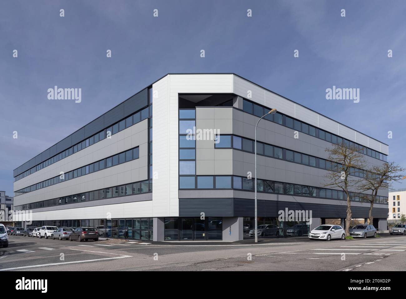 Modern edificio hi-res stock photography and images - Alamy