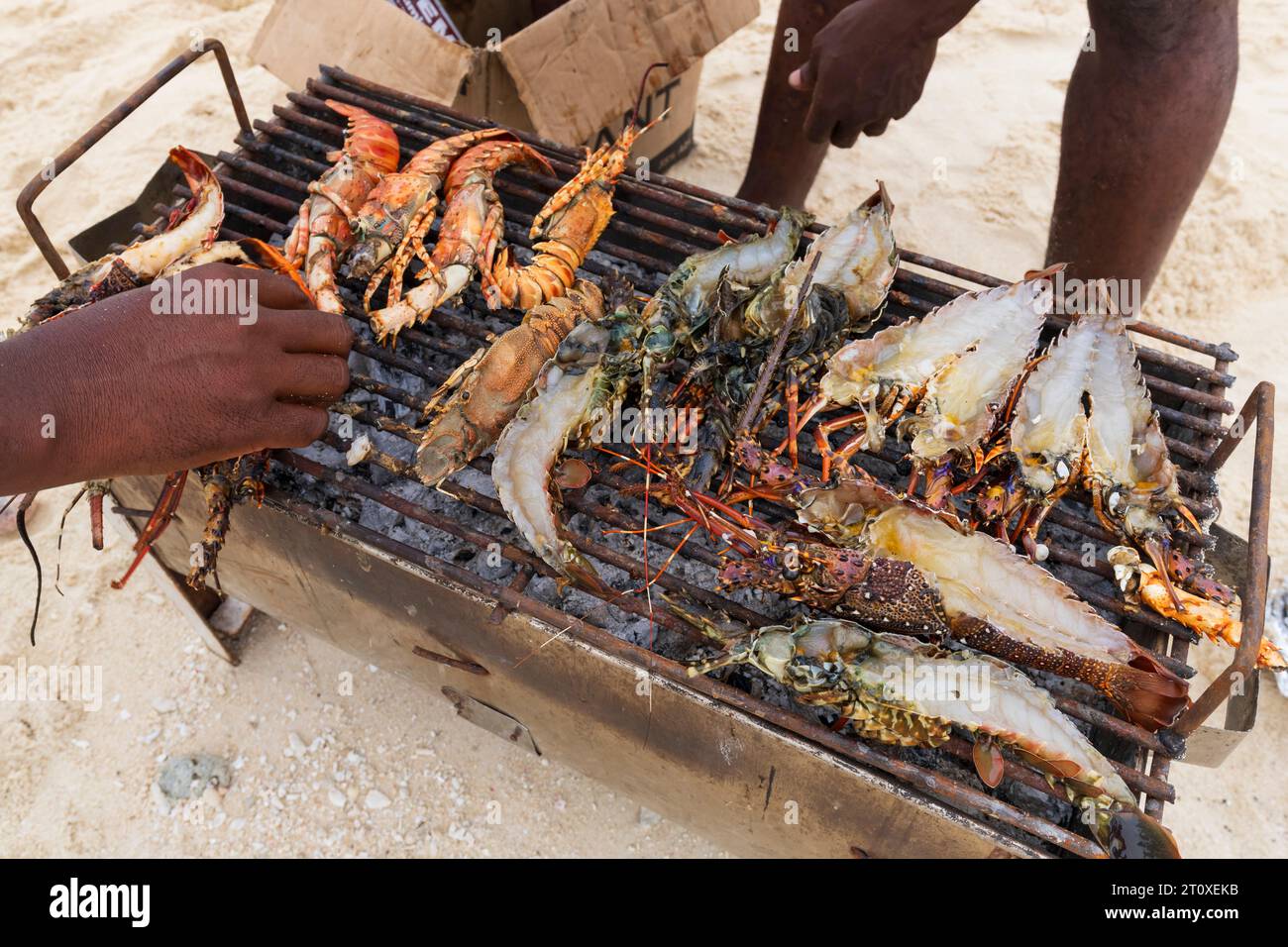 People eating seafood on beach hi-res stock photography and images - Alamy