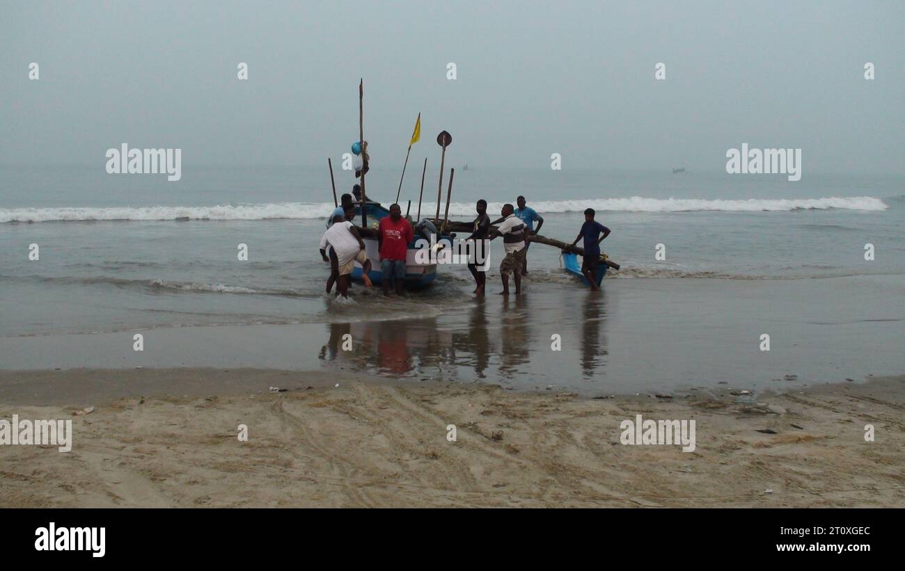 Traditional fisherman at work on Benaulim beach in the Indian state of ...