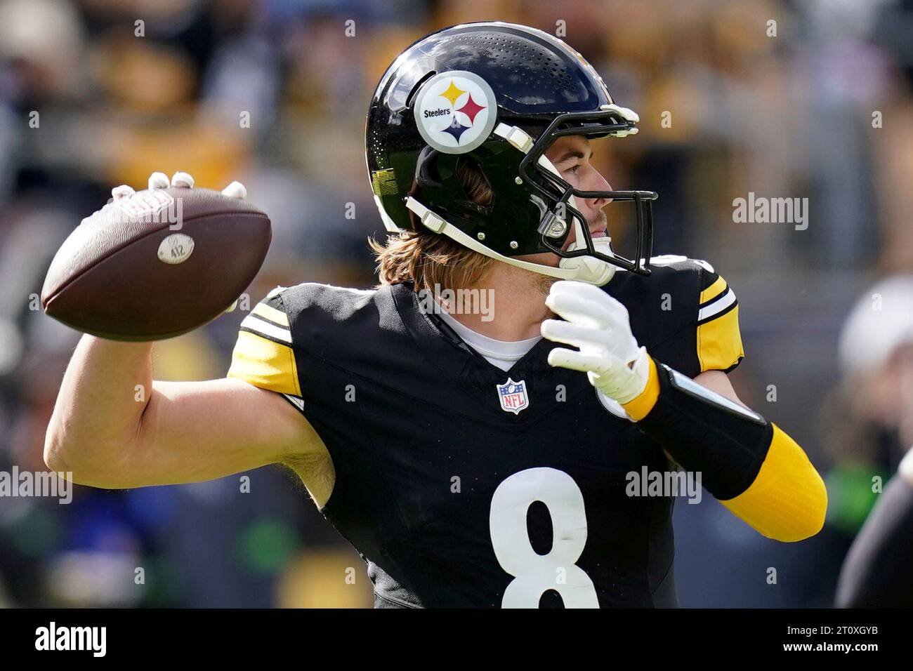 Pittsburgh Steelers quarterback Kenny Pickett (8) throws during the ...