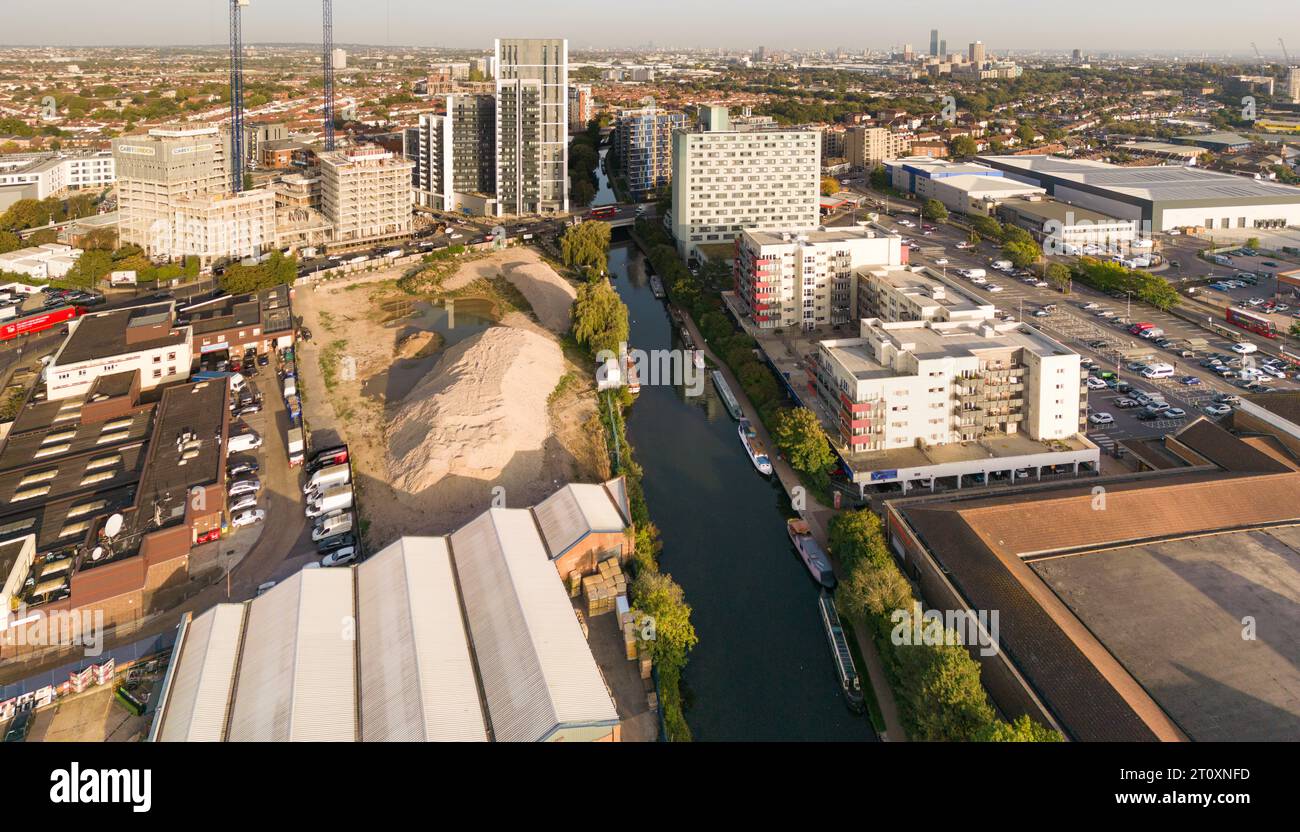 Aerial view of grand union canal hi-res stock photography and images ...