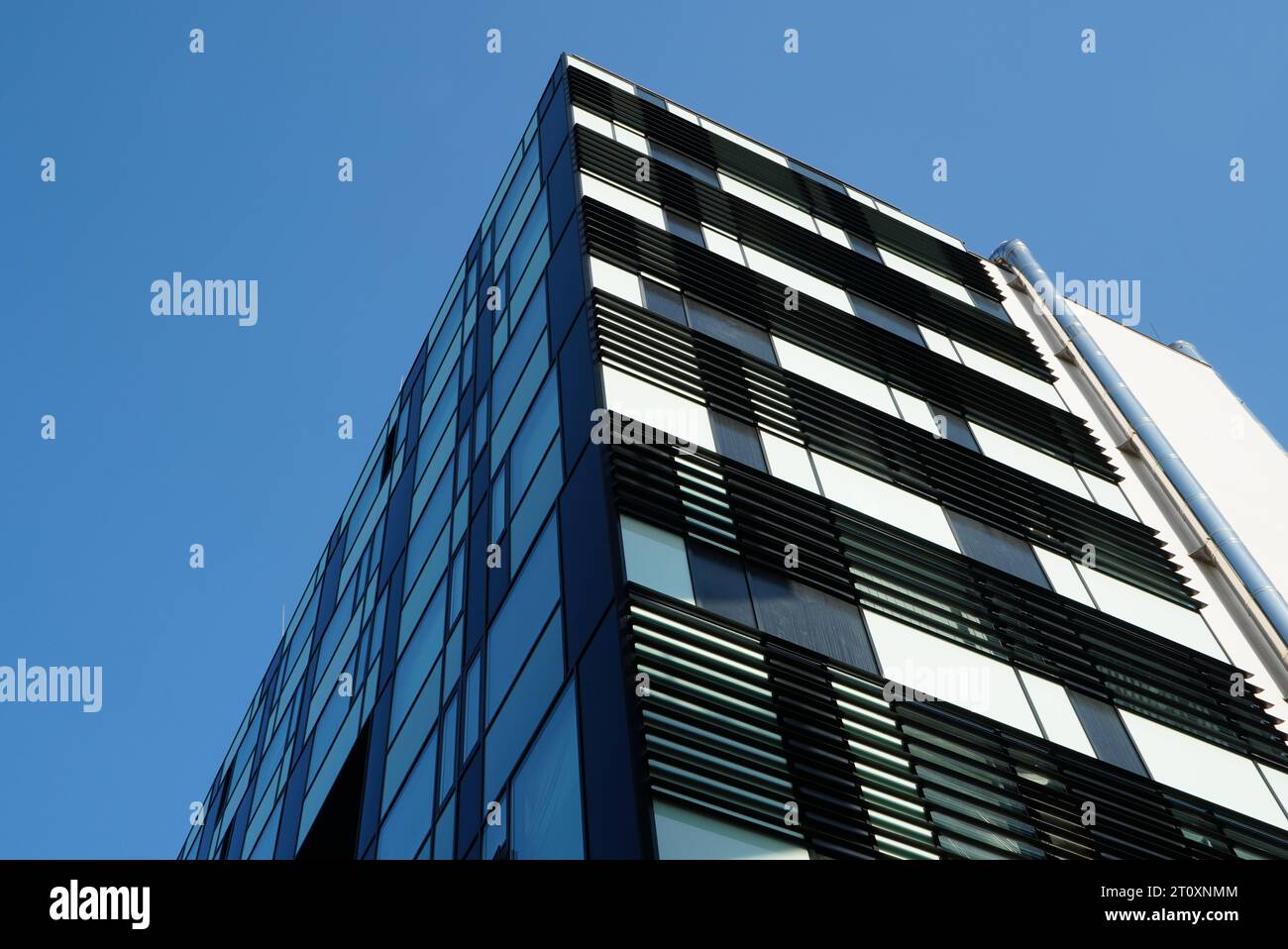 Glass corner building hi-res stock photography and images - Alamy