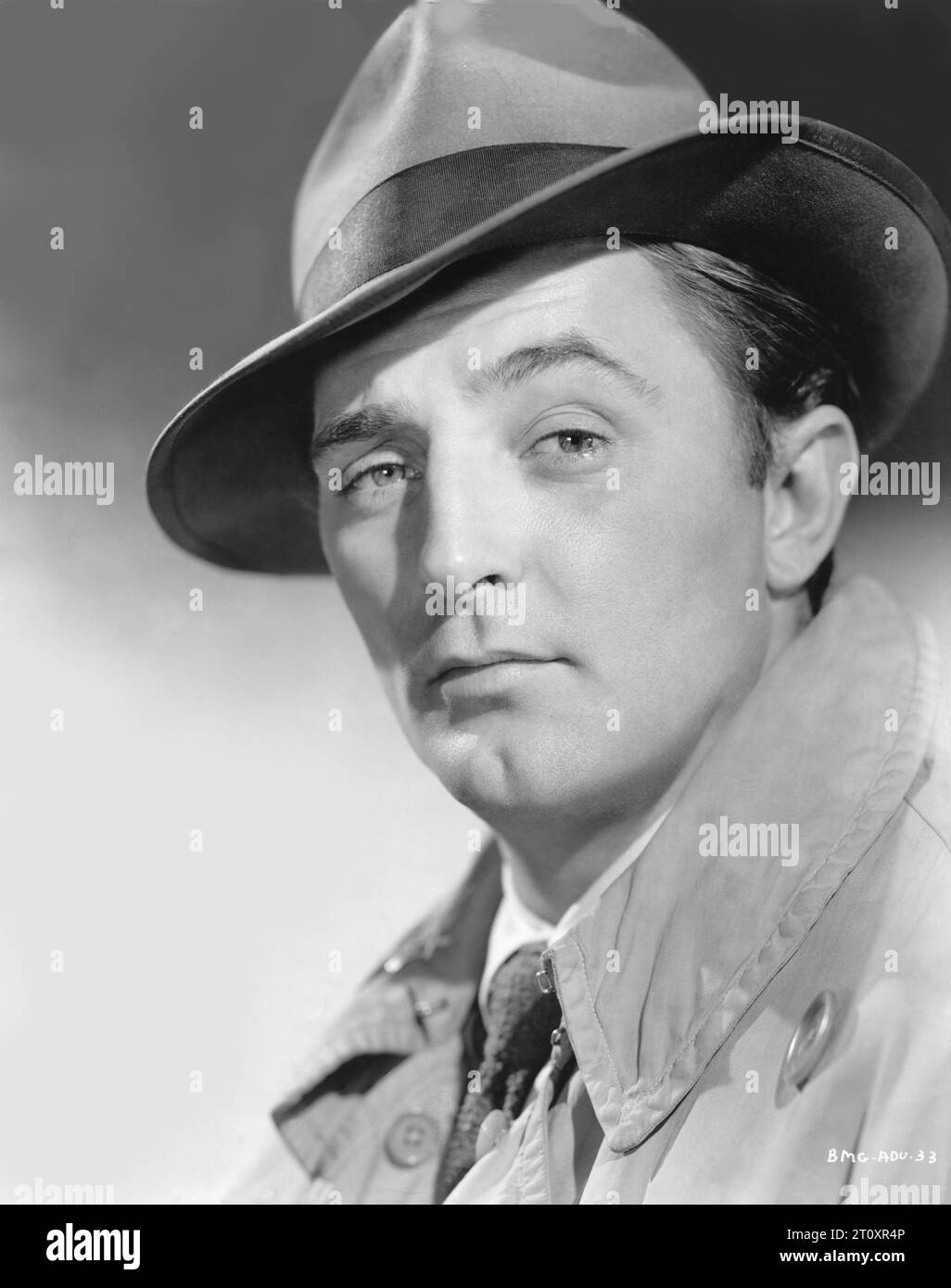ROBERT MITCHUM Portrait in OUT OF THE PAST 1947 Director JACQUES ...