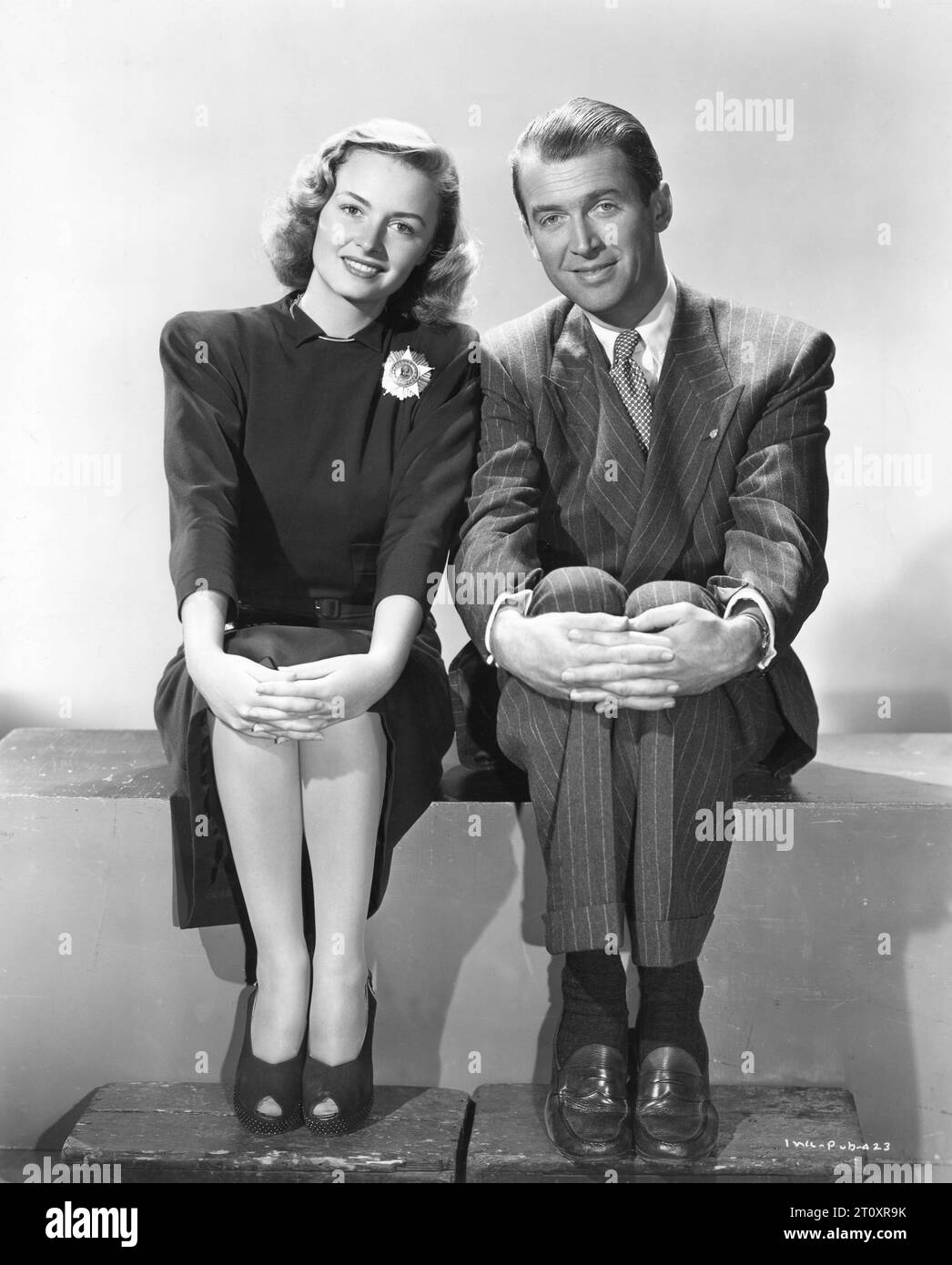 DONNA REED and JAMES STEWART Portrait in IT'S A WONDERFUL LIFE 1946 ...