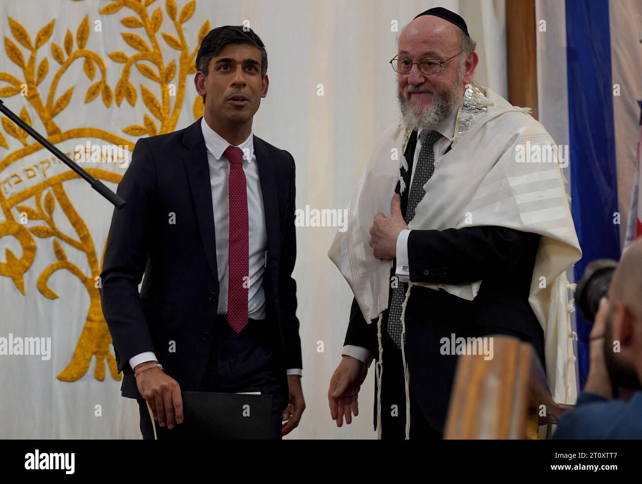Prime Minister Rishi Sunak (left) and Chief Rabbi Sir Ephraim Mirvis ...