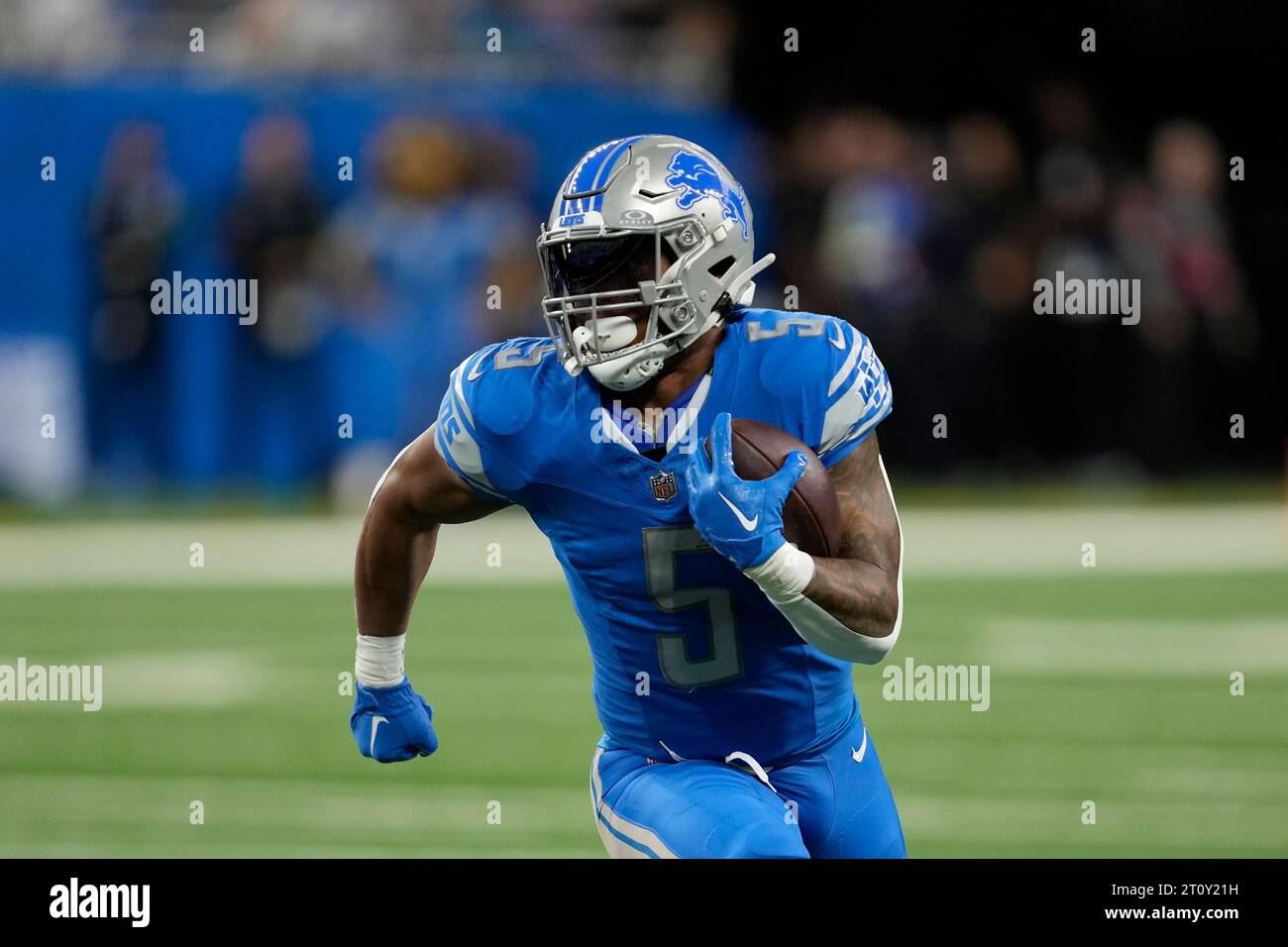 Detroit Lions running back David Montgomery (5) runs the ball for a ...