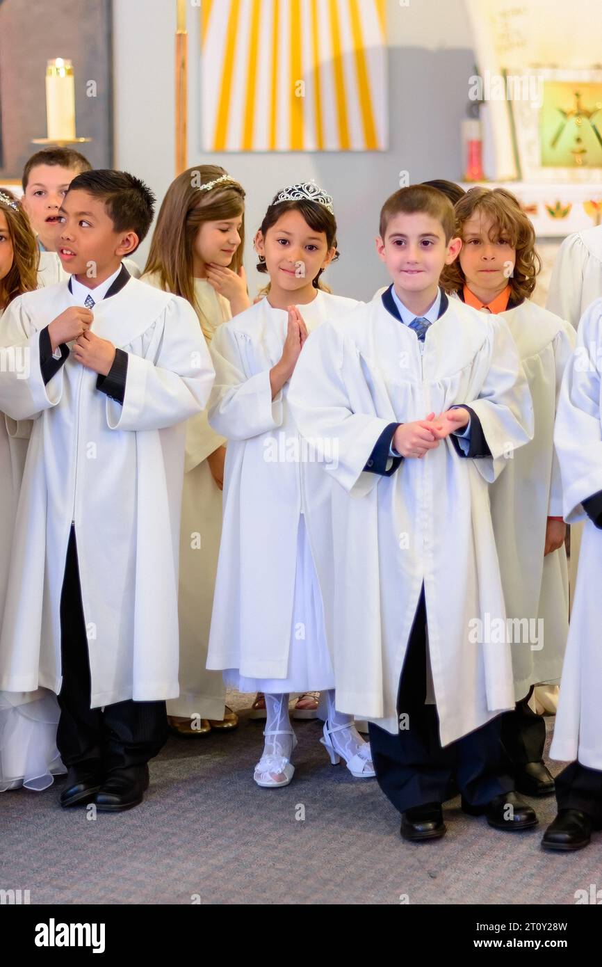 First holy communion children hi-res stock photography and images - Alamy