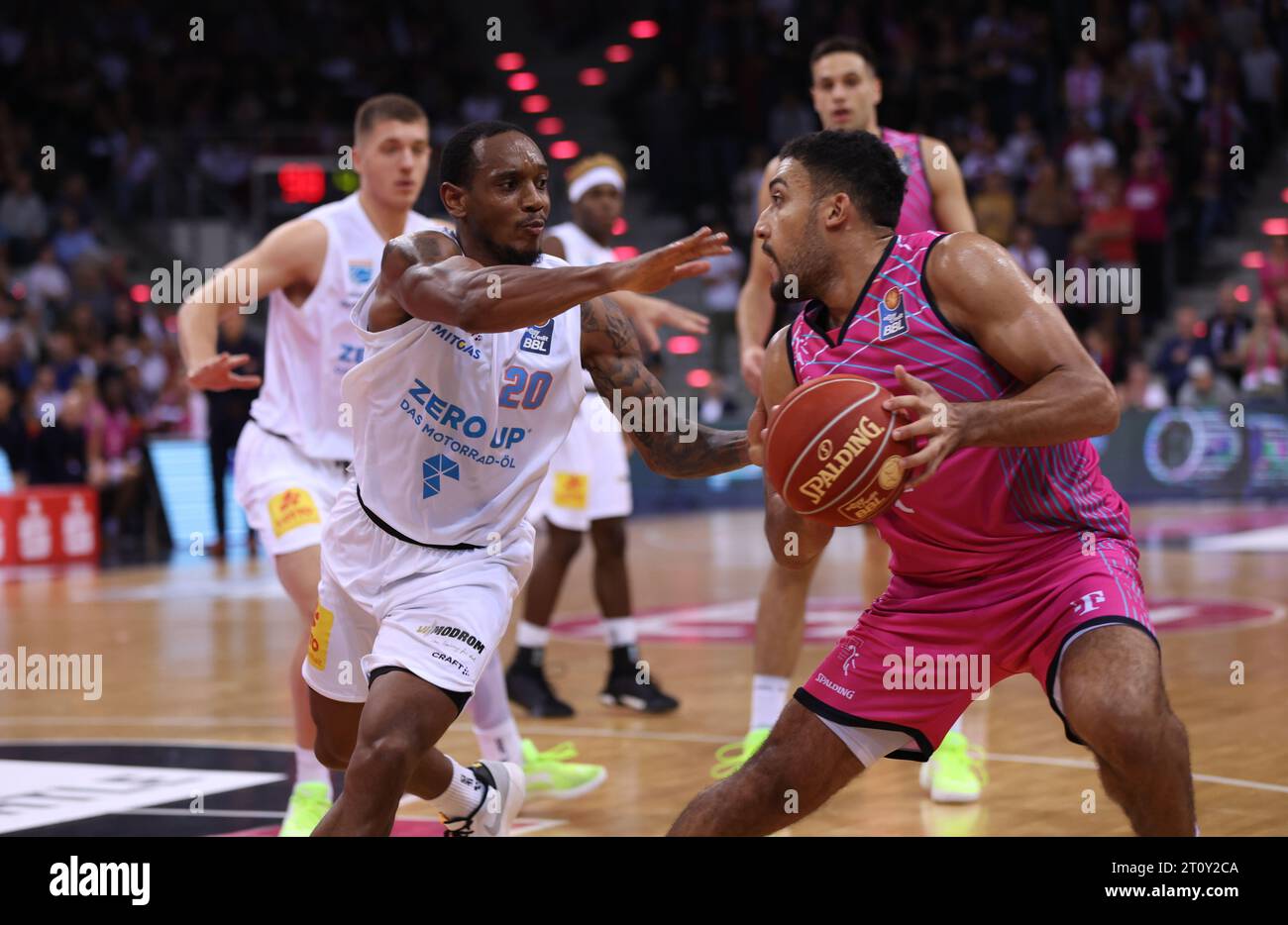 Bonn, Germany. 09th Oct, 2023. Diante Baldwin (MBC), Noah Kirkwood ...